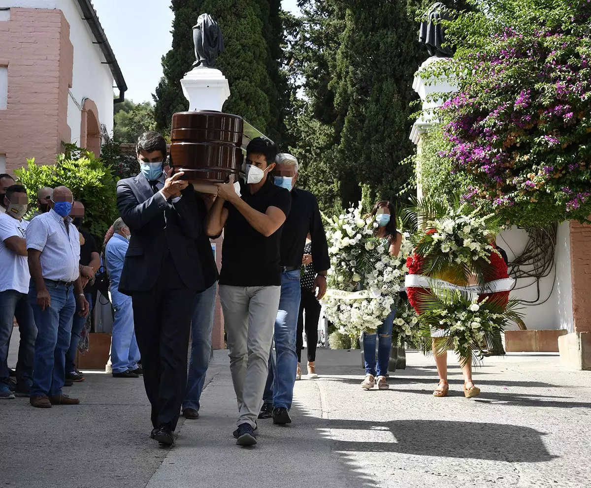 Jesulín de ubrique kaj victor janeiro portas la ĉerkon de sia patro humberto janeiro en la tago de lia entombigo