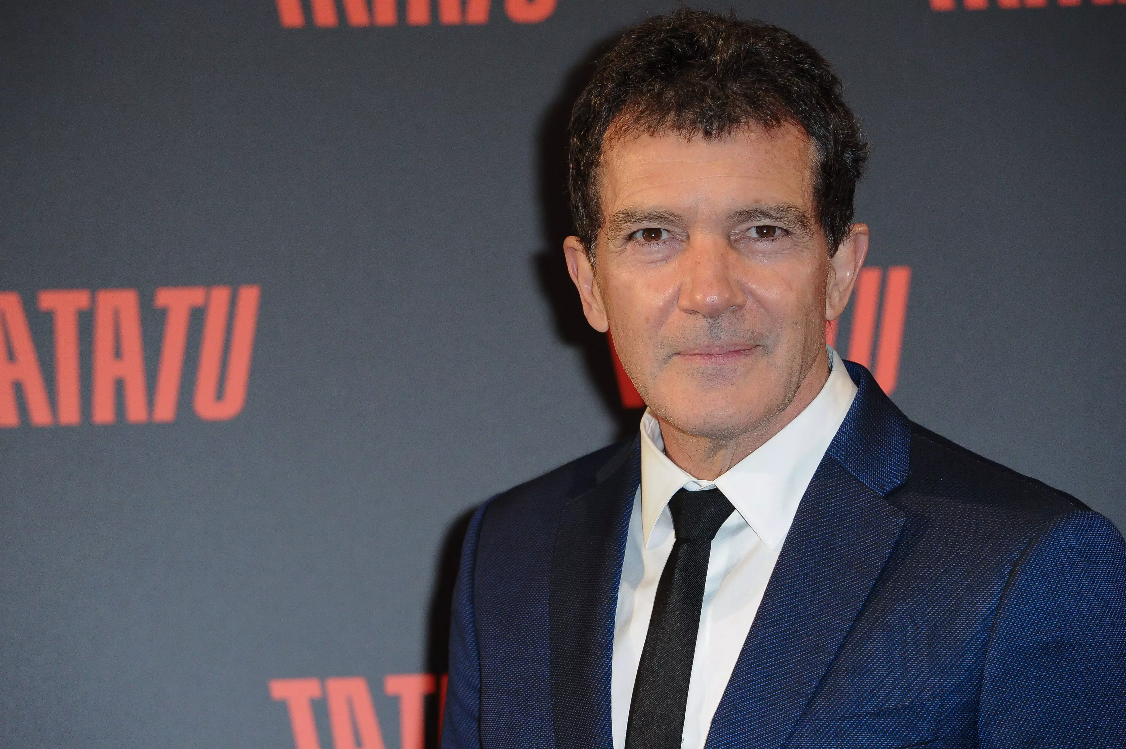 นักแสดง antonio banderas วางตัวที่การเปิดตัว tatatu