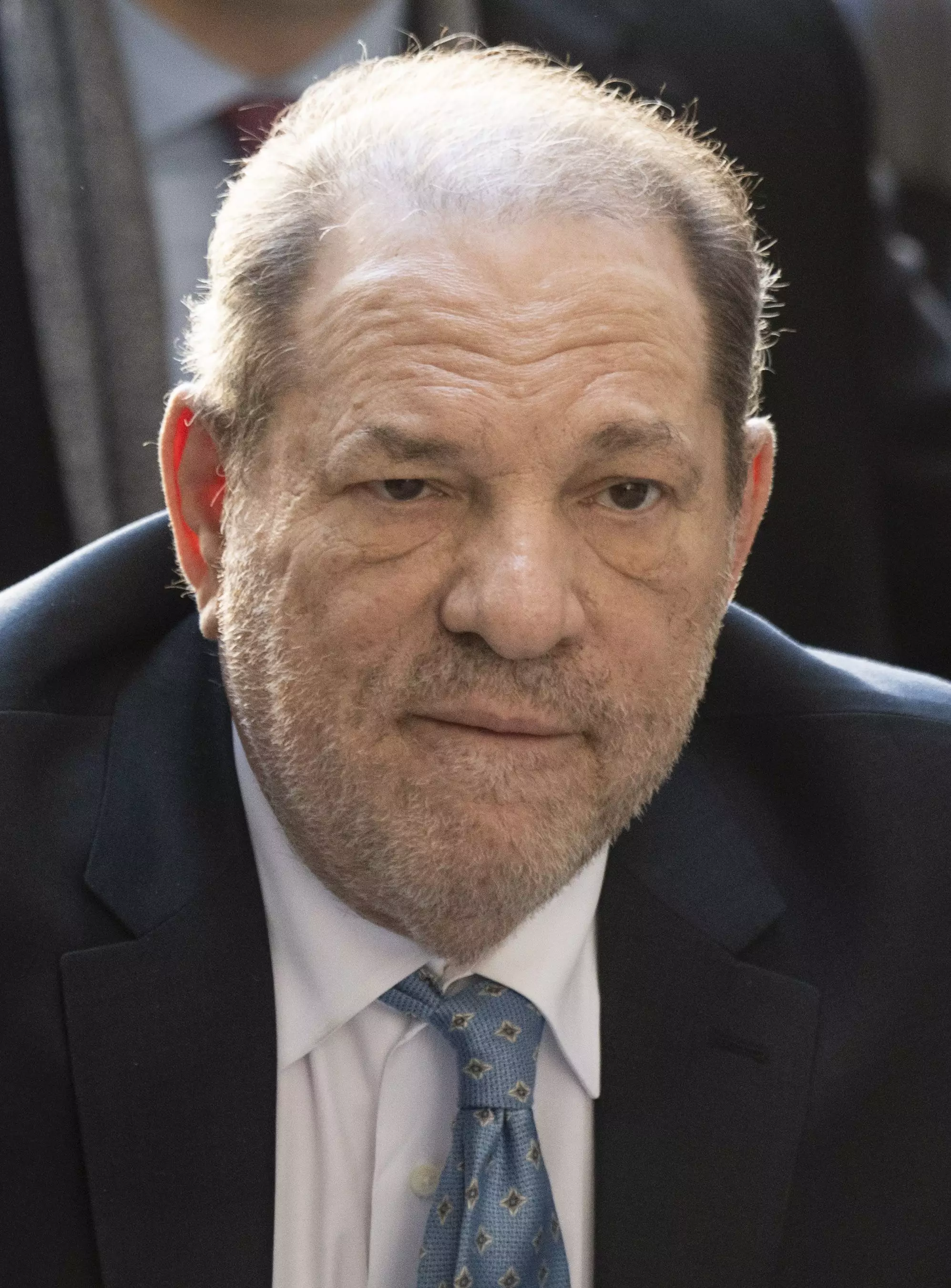 Mae Harvey Weinstein yn profi'n bositif am coronafirws