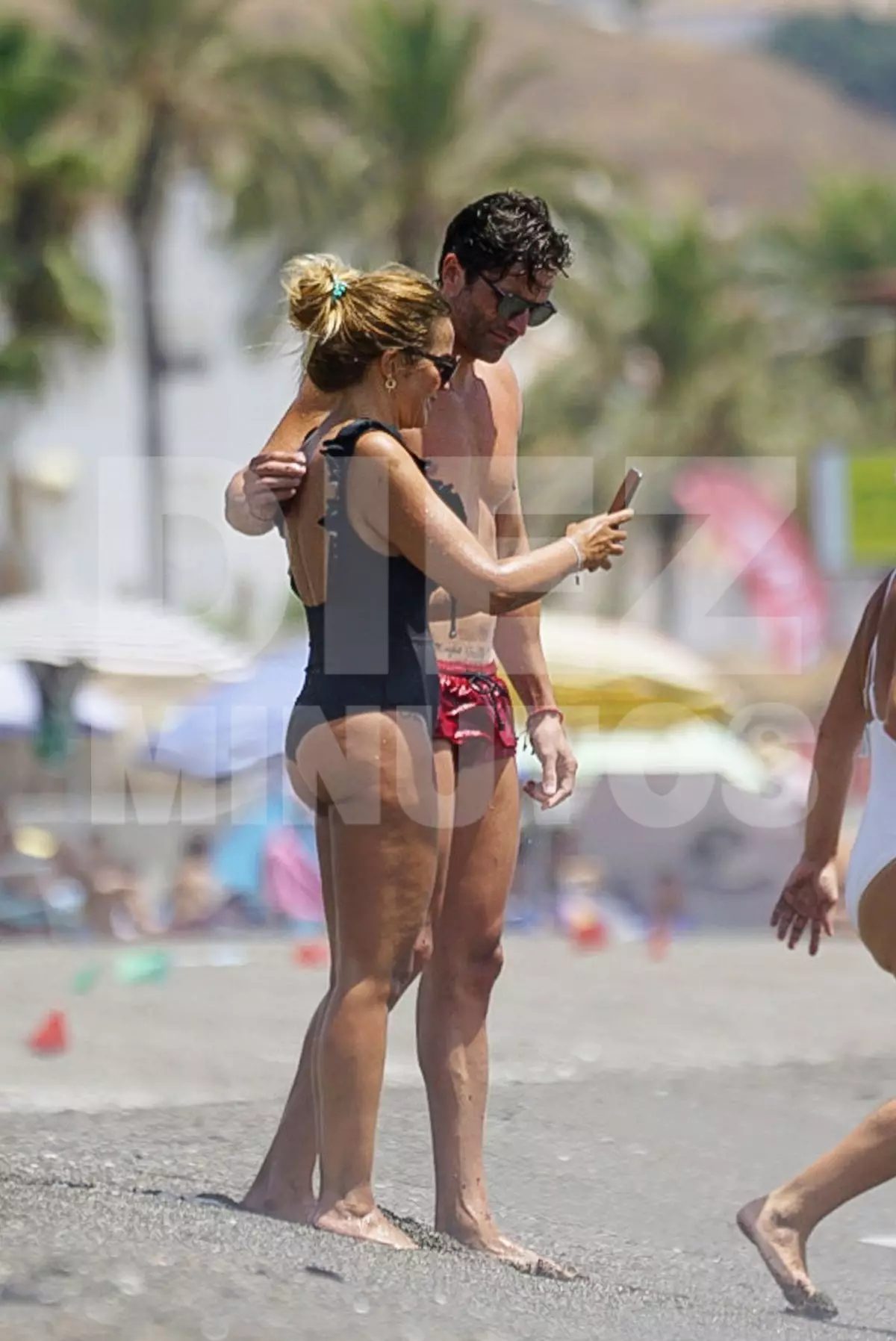 D'Marta López an den Efrén Reyero genéissen zesummen en Dag op der Plage