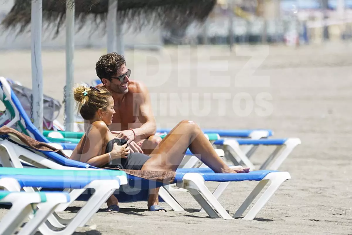 D'Marta López an den Efrén Reyero genéissen zesummen en Dag op der Plage