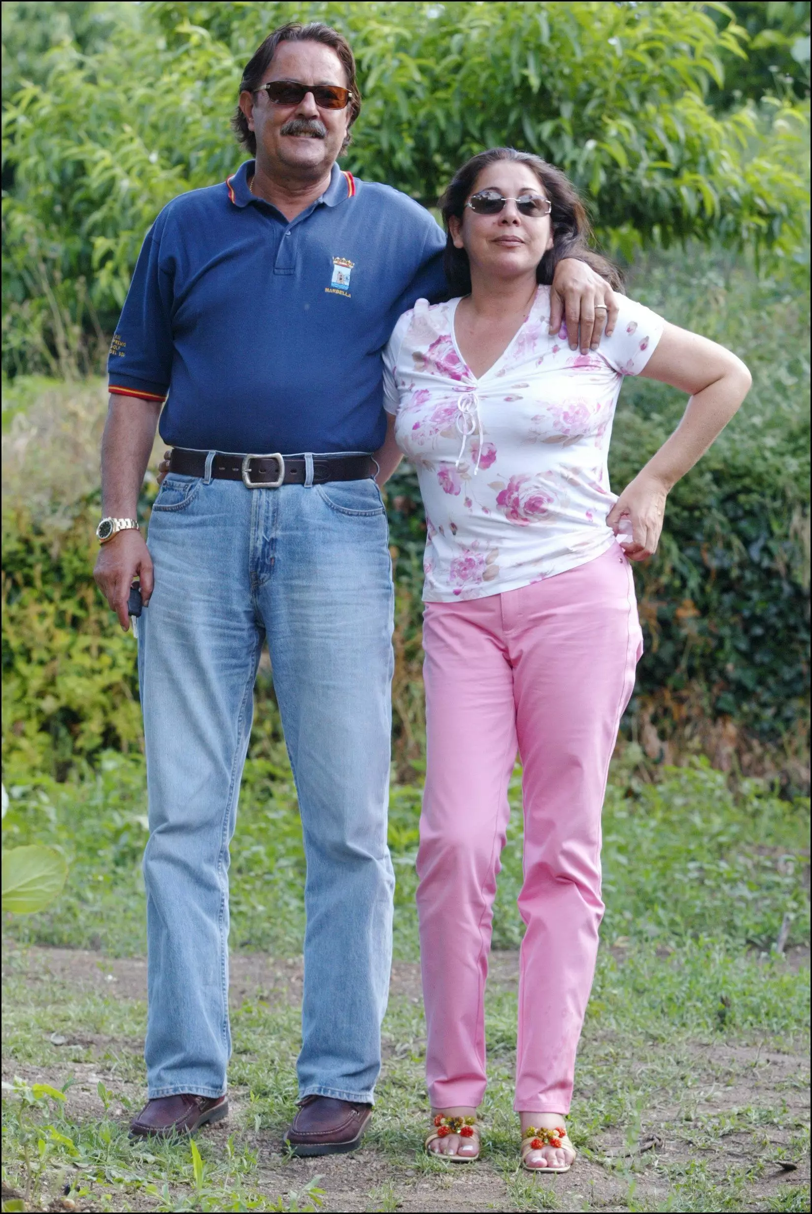 julian muñoz and isabel pantoja posing embraced in nature