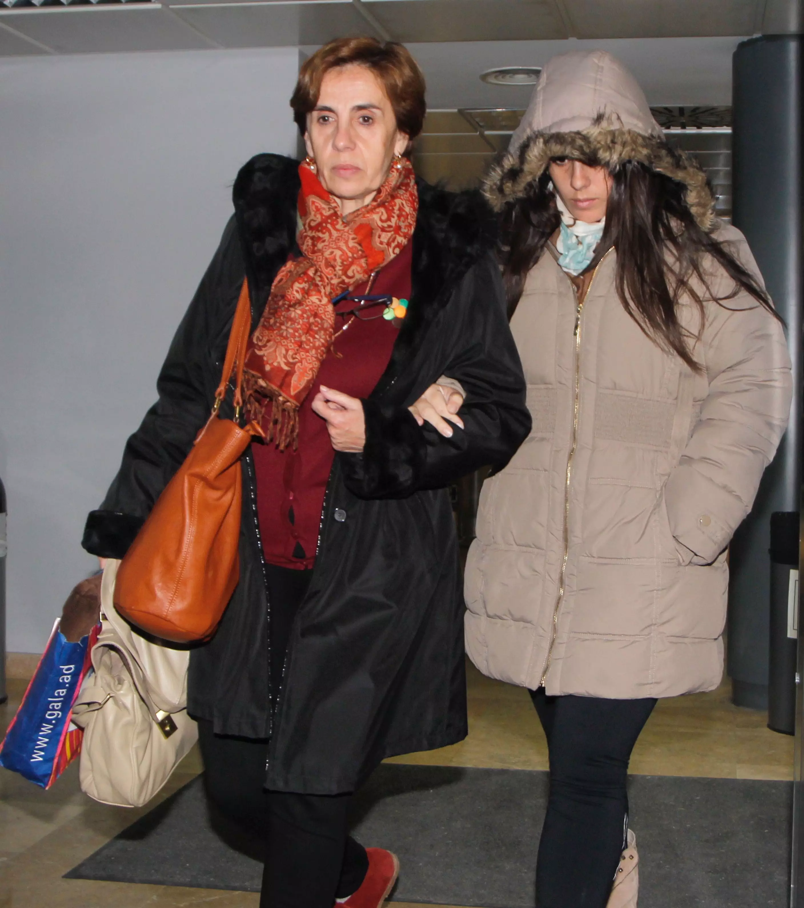 mercedes bernal walking arm in arm with her daughter, anabel pantoja