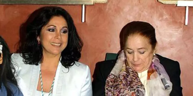 isabel pantoja and her mother, ana maria martin, photographed sitting