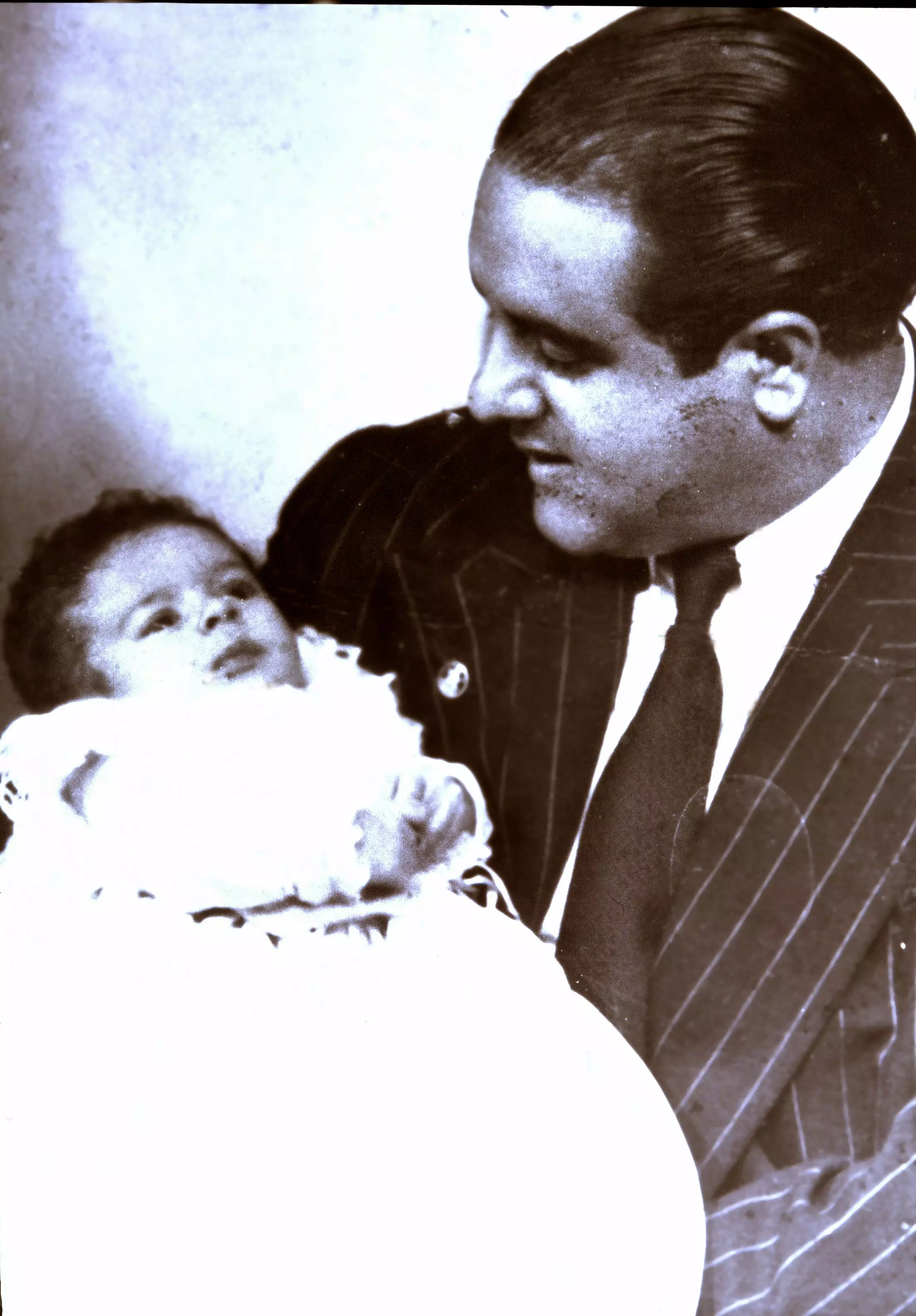 juan pantoja with her daughter, isabel pantoja when she was a baby