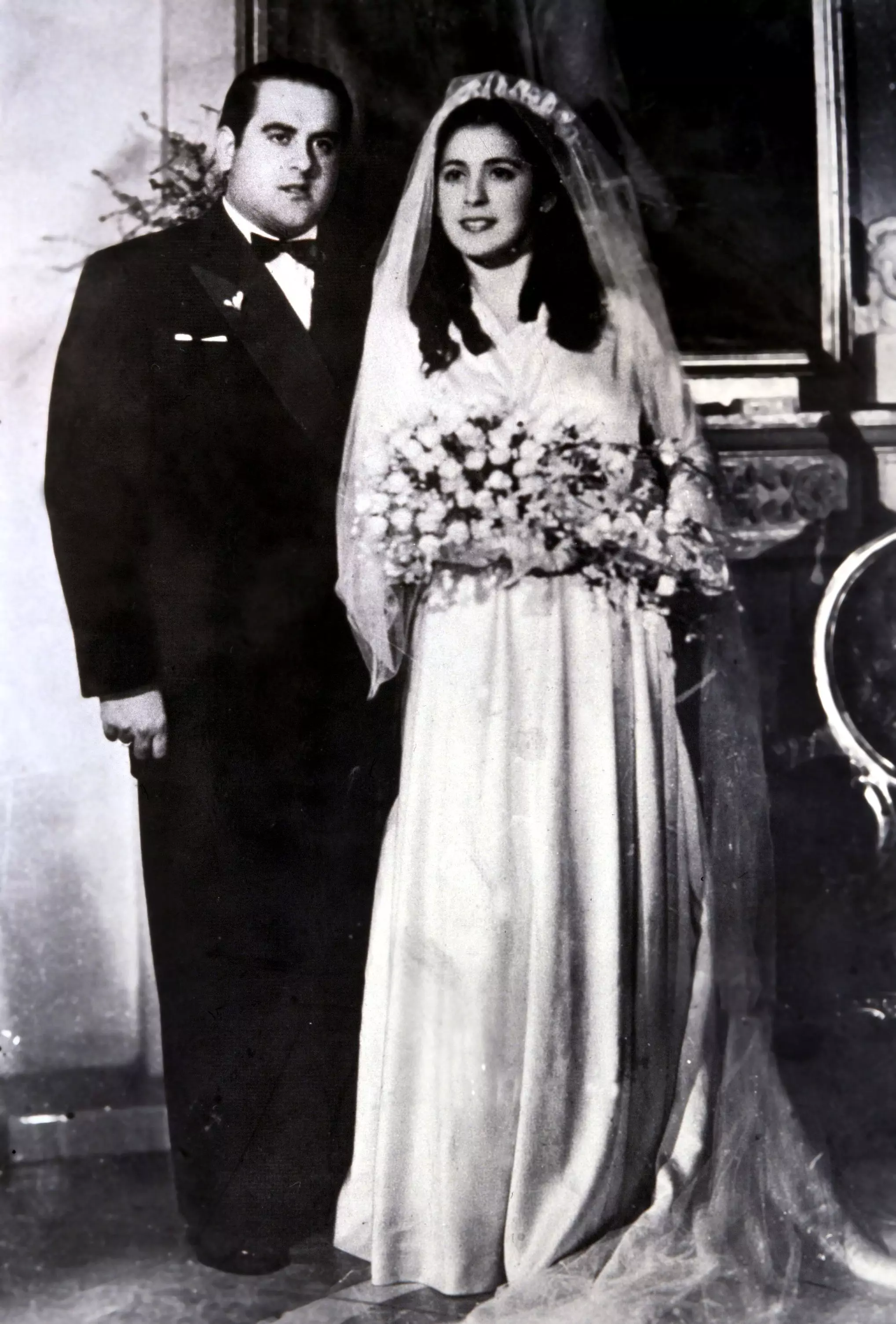 the parents of isabel pantoda, juan pantoja and ana maria martin, posing on their wedding day