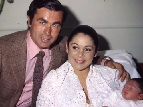 isabel pantoja, francisco rivera en hun zoon kiko rivera, poserend toen hun zoon een baby was