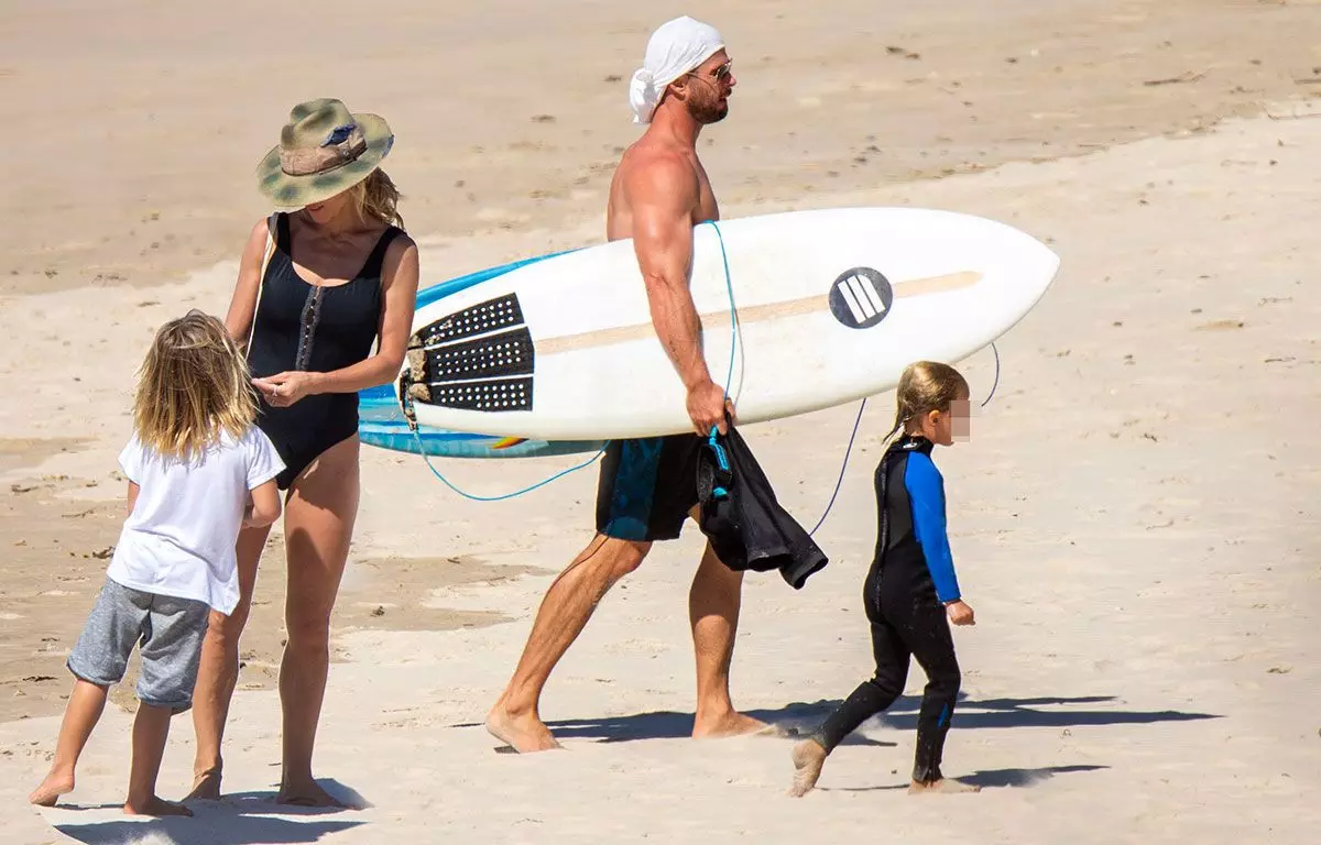 A atriz Elsa Pataky e o marido curtiram um divertido dia de praia com os filhos, no qual Chris Hemsworth atuou como professor de surf com os pequenos.