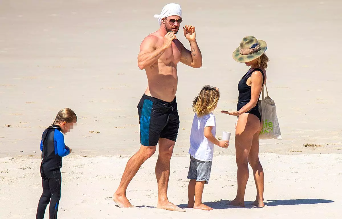 Aktrise Elza Patakija un viņas vīrs kopā ar bērniem izbaudīja jautru pludmales dienu, kurā Kriss Hemsvorts kopā ar mazajiem darbojās kā sērfošanas skolotājs.