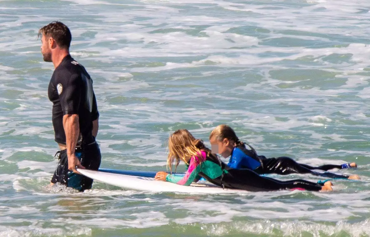 Aktrise Elza Patakija un viņas vīrs kopā ar bērniem izbaudīja jautru pludmales dienu, kurā Kriss Hemsvorts kopā ar mazajiem darbojās kā sērfošanas skolotājs.