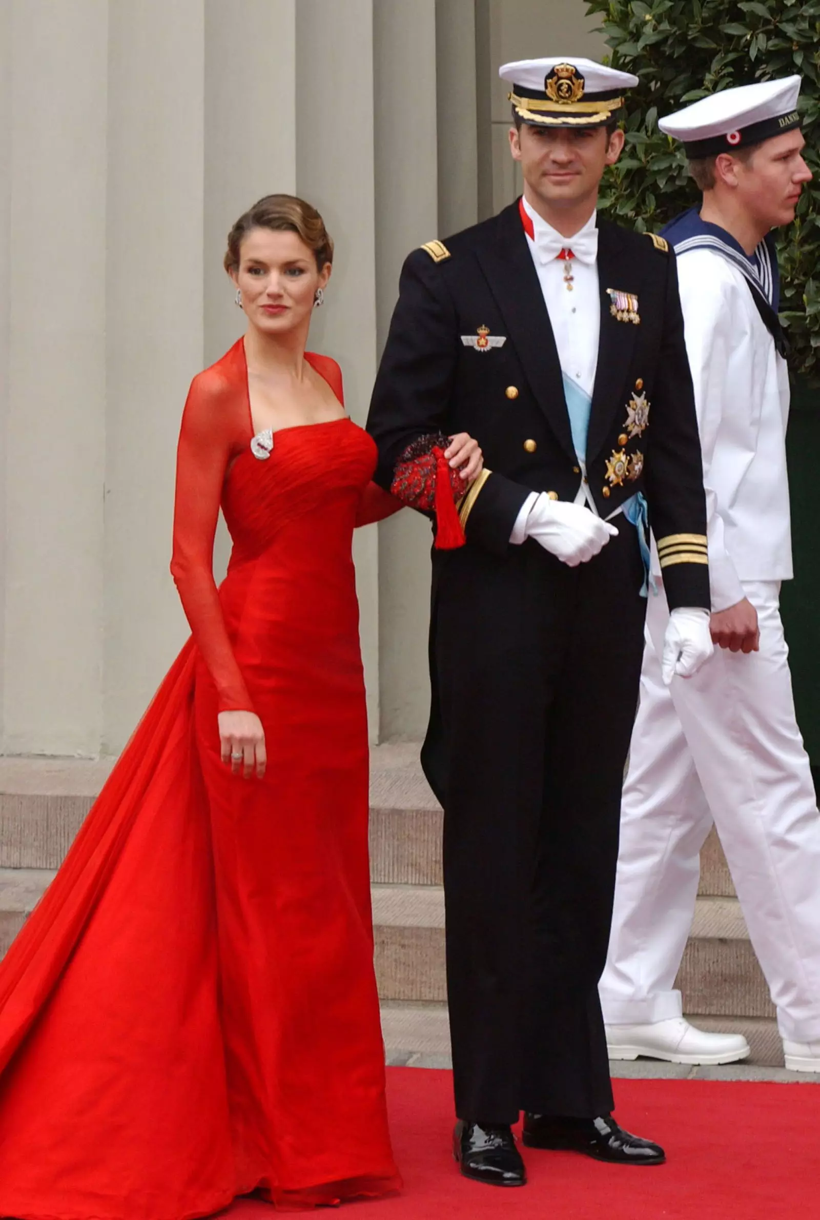 Formal wear, Red carpet, Suit, Carpet, Fashion, Event, Dress, Gown, Uniform, Flooring,