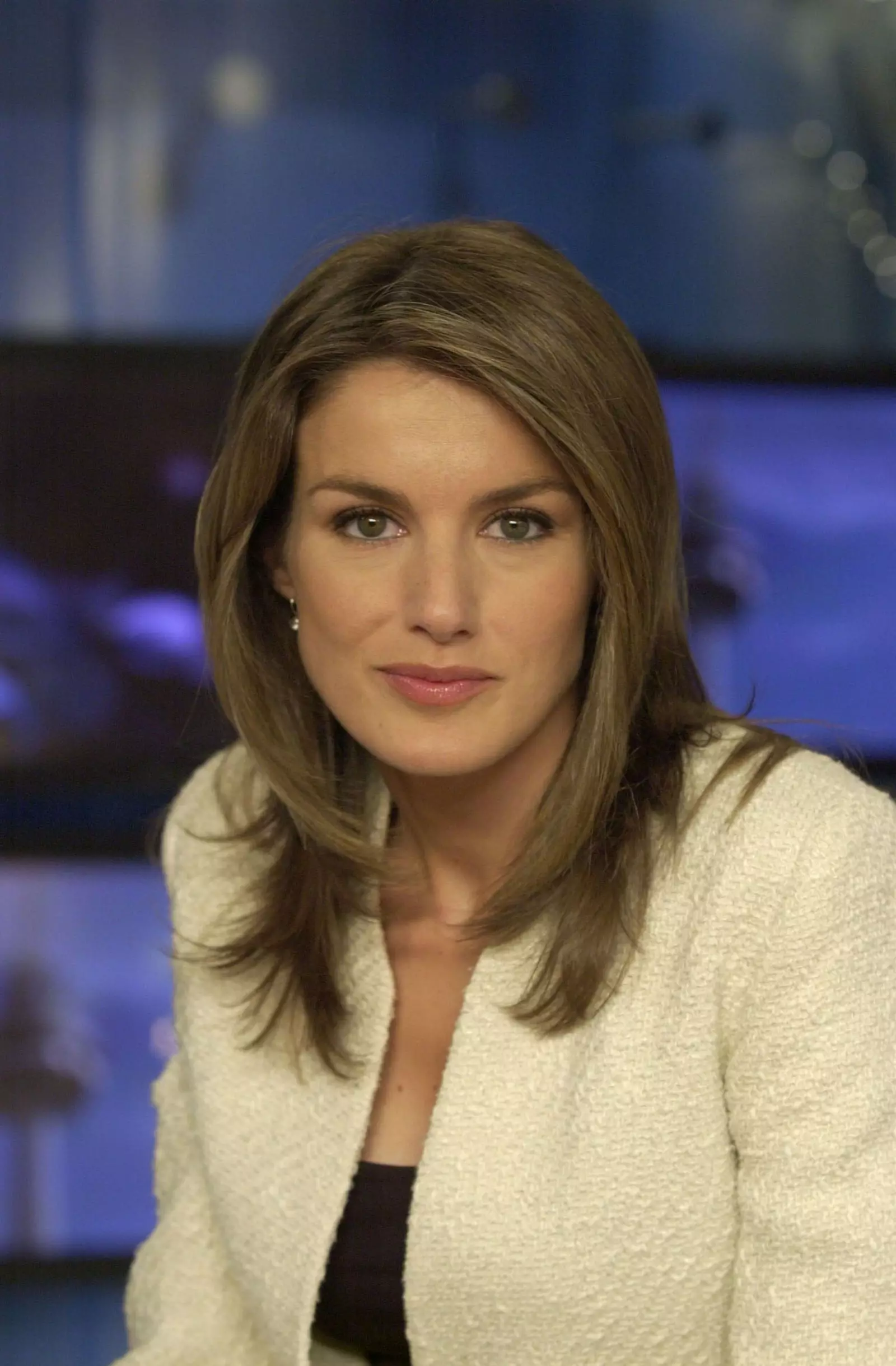 Hair, Face, Hairstyle, Blond, Beauty, Lip, Long hair, Layered hair, Brown hair, Television presenter,