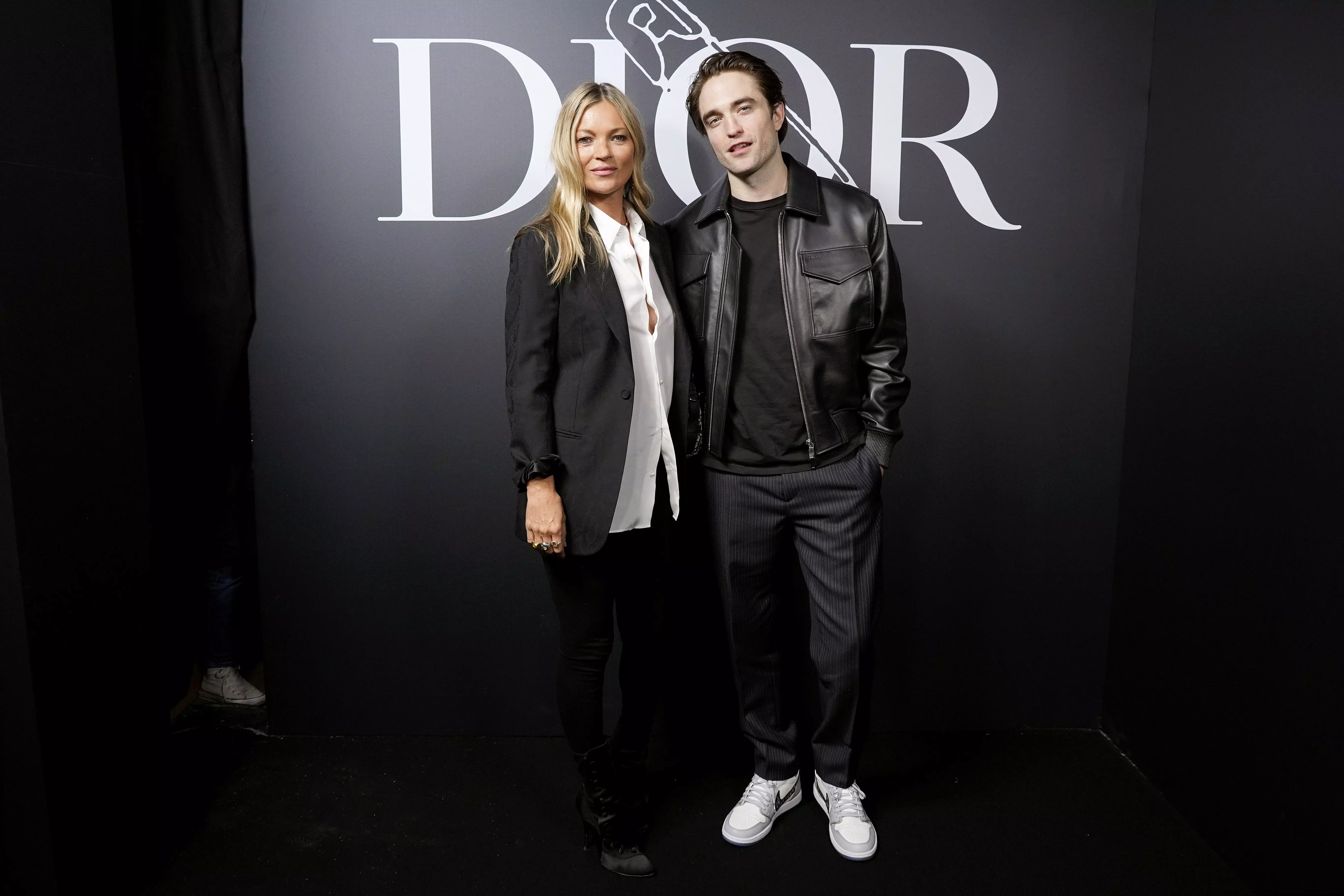 Kate Moss en Robert Pattinson by die Dior-mansmodeskou