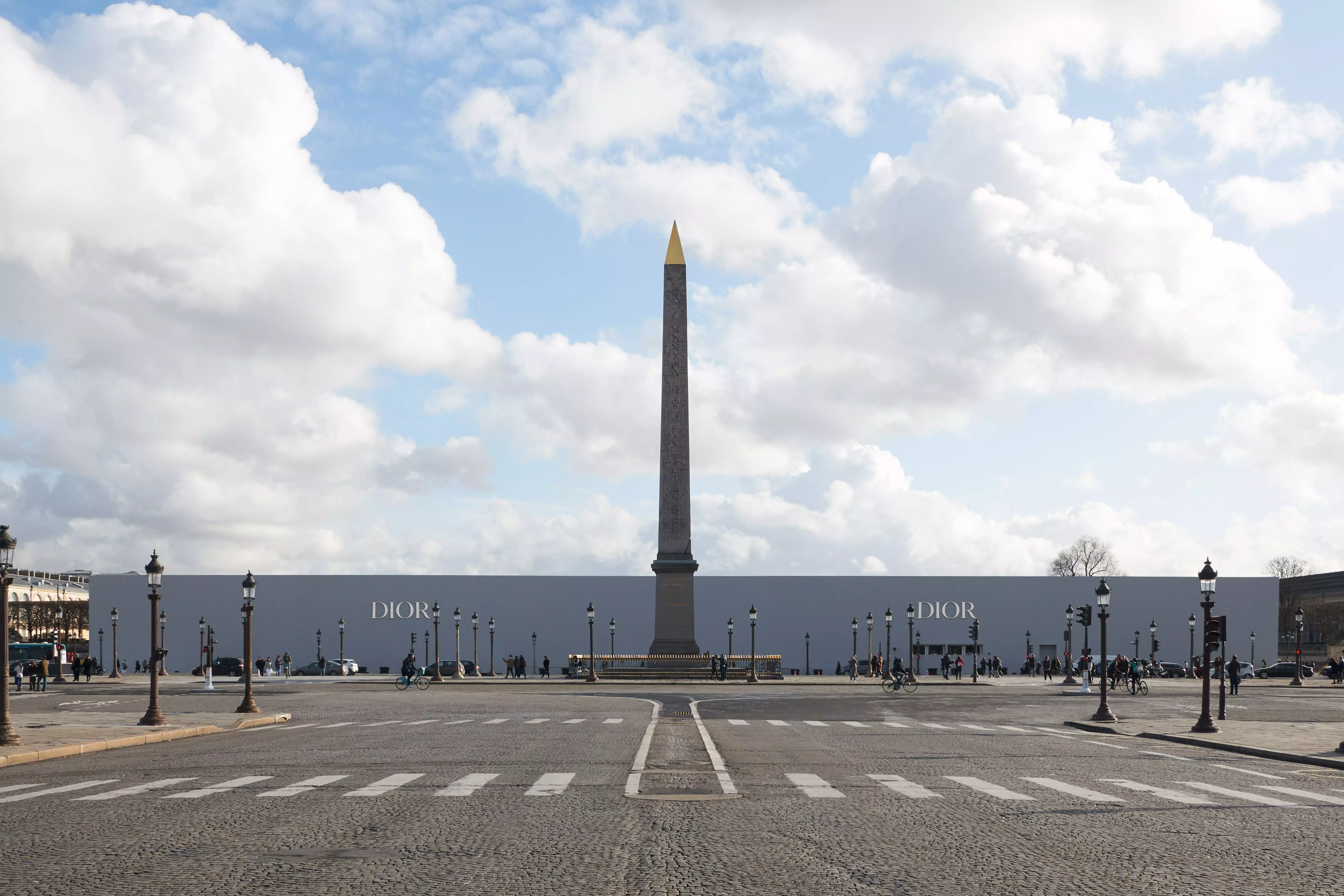 Beeld van die Place de la Concorde met die kortstondige tent wat die firma vir die Dior Men-parade geïnstalleer het.
