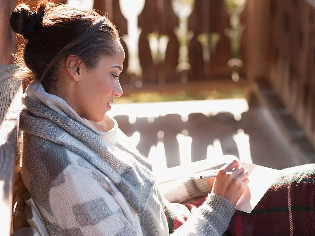 Ear, Textile, Comfort, Sitting, Street fashion, Brown hair, Earrings, Bun, Reading, Headpiece,