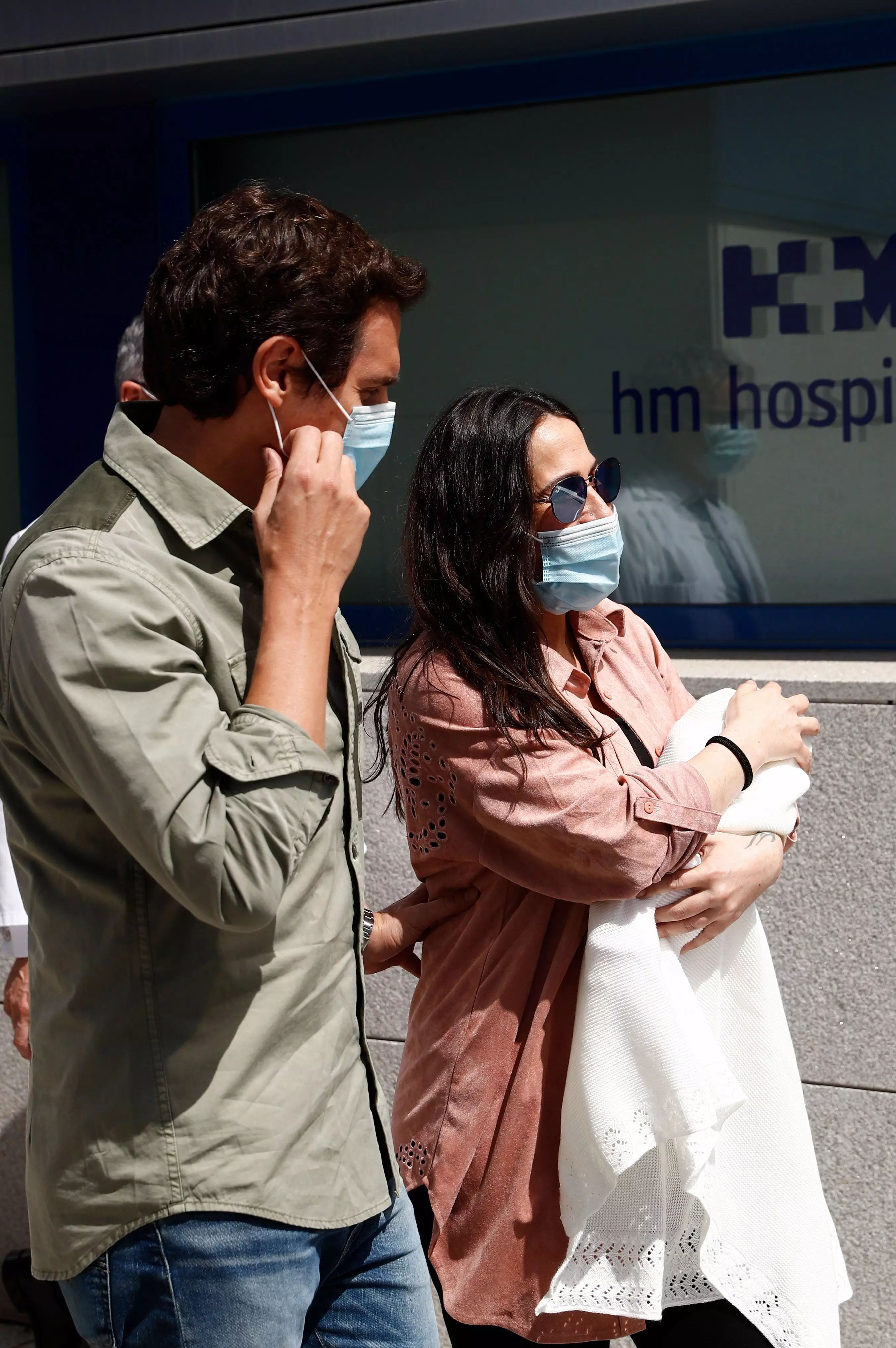 malú e albert rivera co seu bebé saíndo do hospital