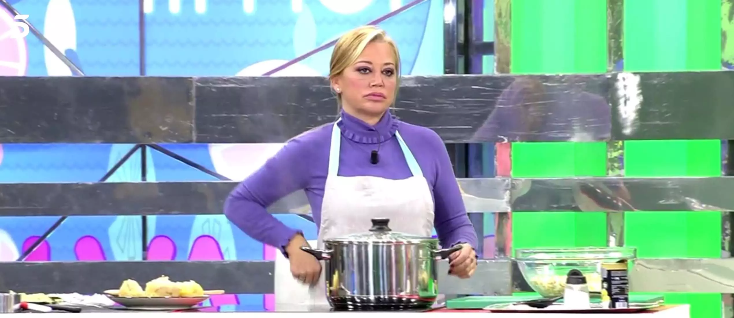 Belén Esteban cozinha salada em 'Sálvame'