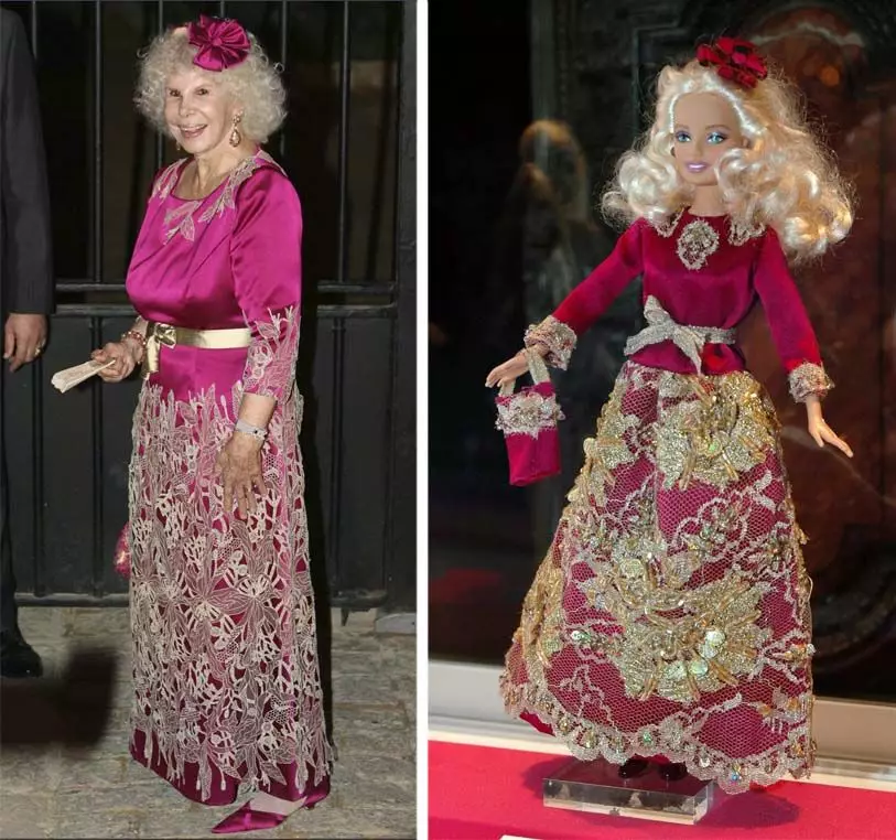 Ang Duchess of Alba kasama ang kanyang unang Barbie doll