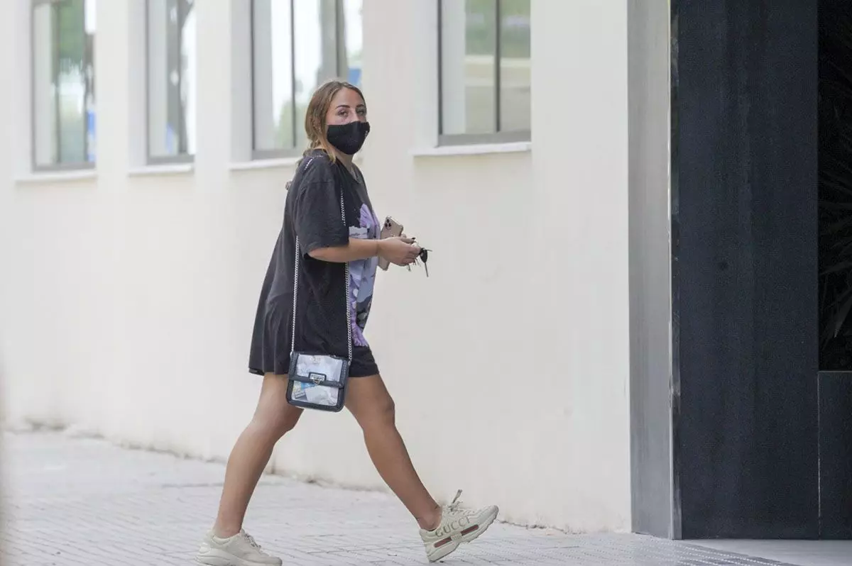 Rocío Flores tasal fid-dar il-ġdida tagħha f'Malaga, li taqsam mal-għarus tagħha Manuel.