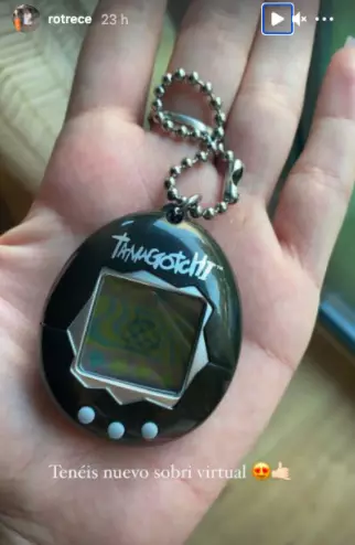 story de rocio flors amb un tamagochi a la mà