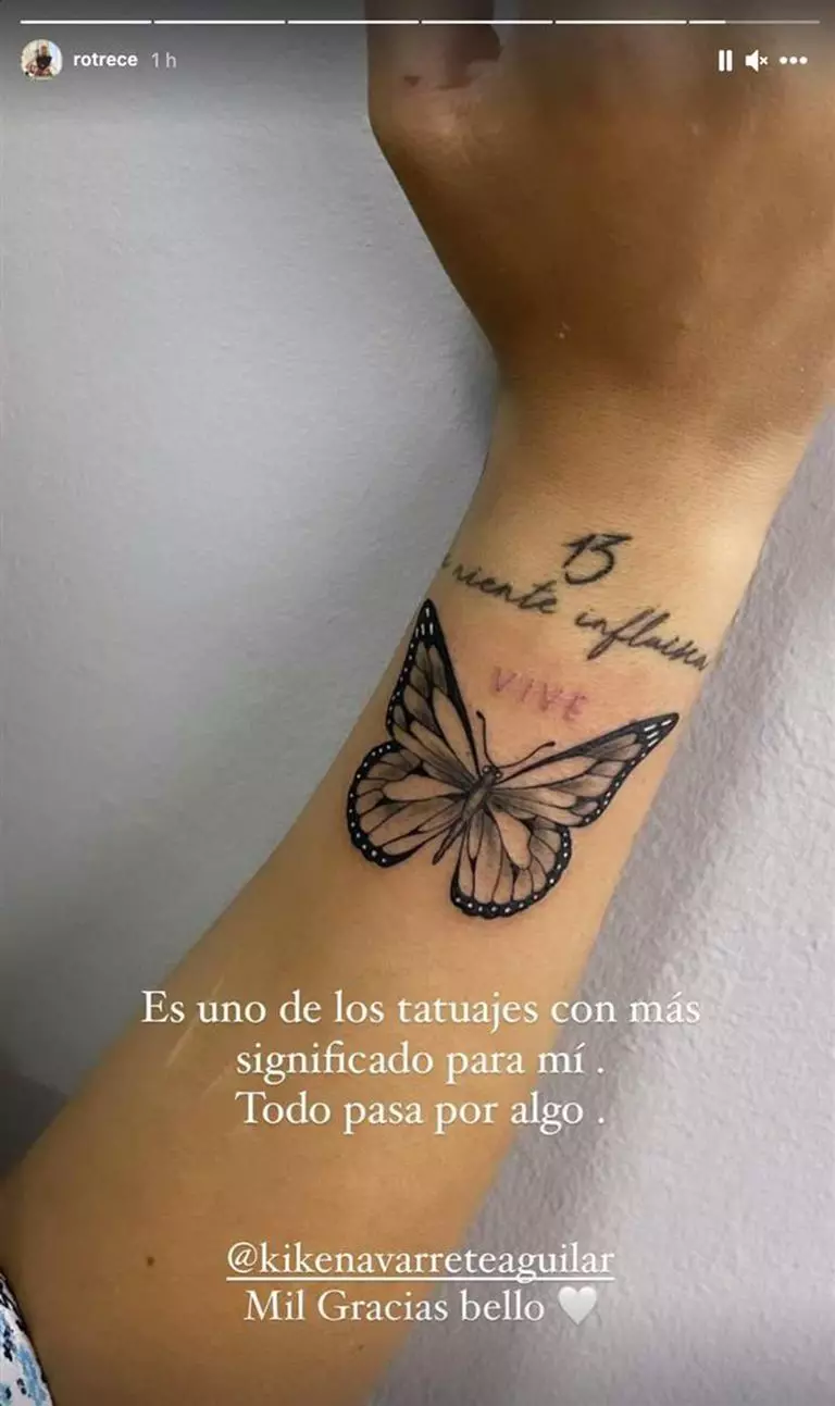 story de rocio flors amb tatuatges al braç