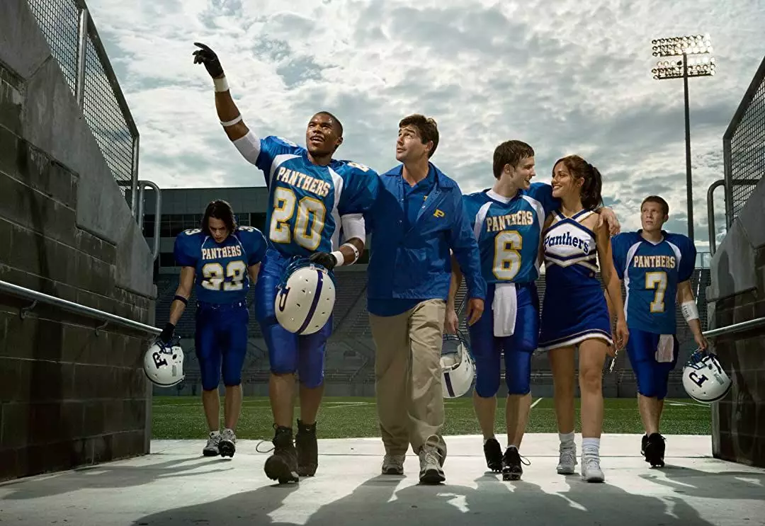 “Friday Night Lights” filminiň oýunçylary futbol meýdançasyndan çykýar