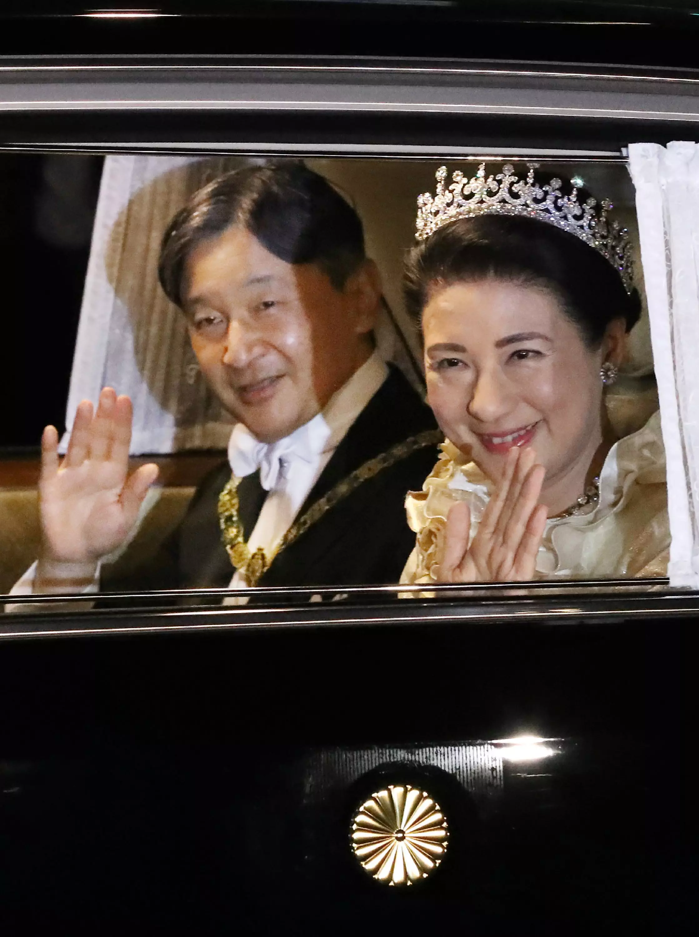 Нарухито и Масако по прибытии в Императорский дворец в Токио.