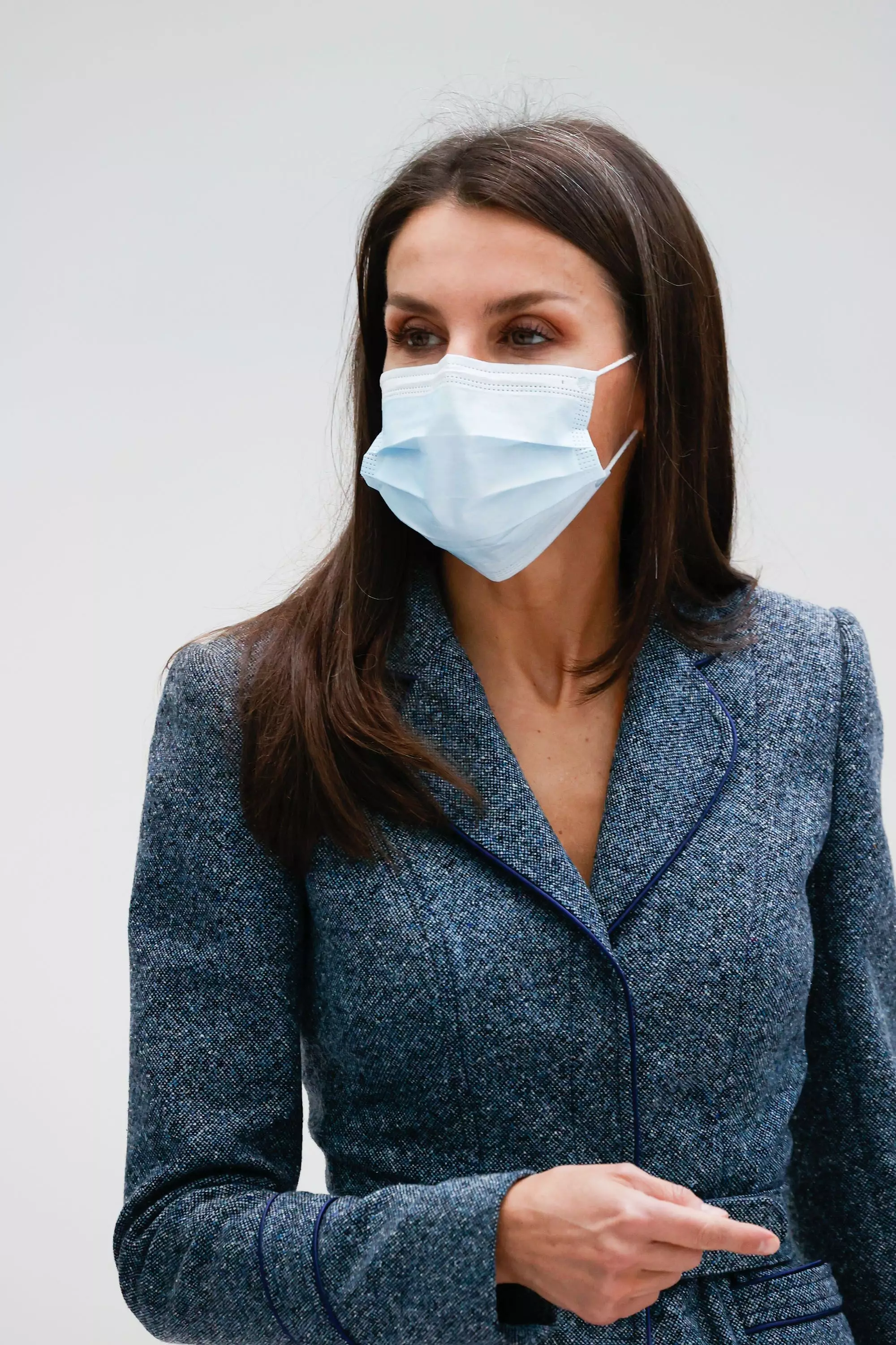 queen letizia boasts of gray hair at the inauguration of the university hospital of toledo