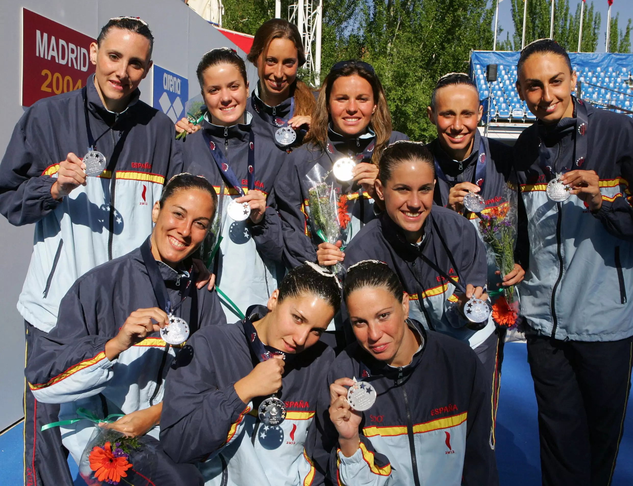 It Spaanske team posearret mei har gouden medalje