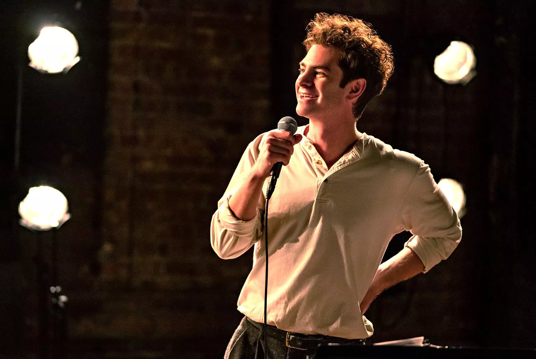 Andrew Garfield di fîlma Tick, Tick…Boom de Jonathan Larson dilîze.