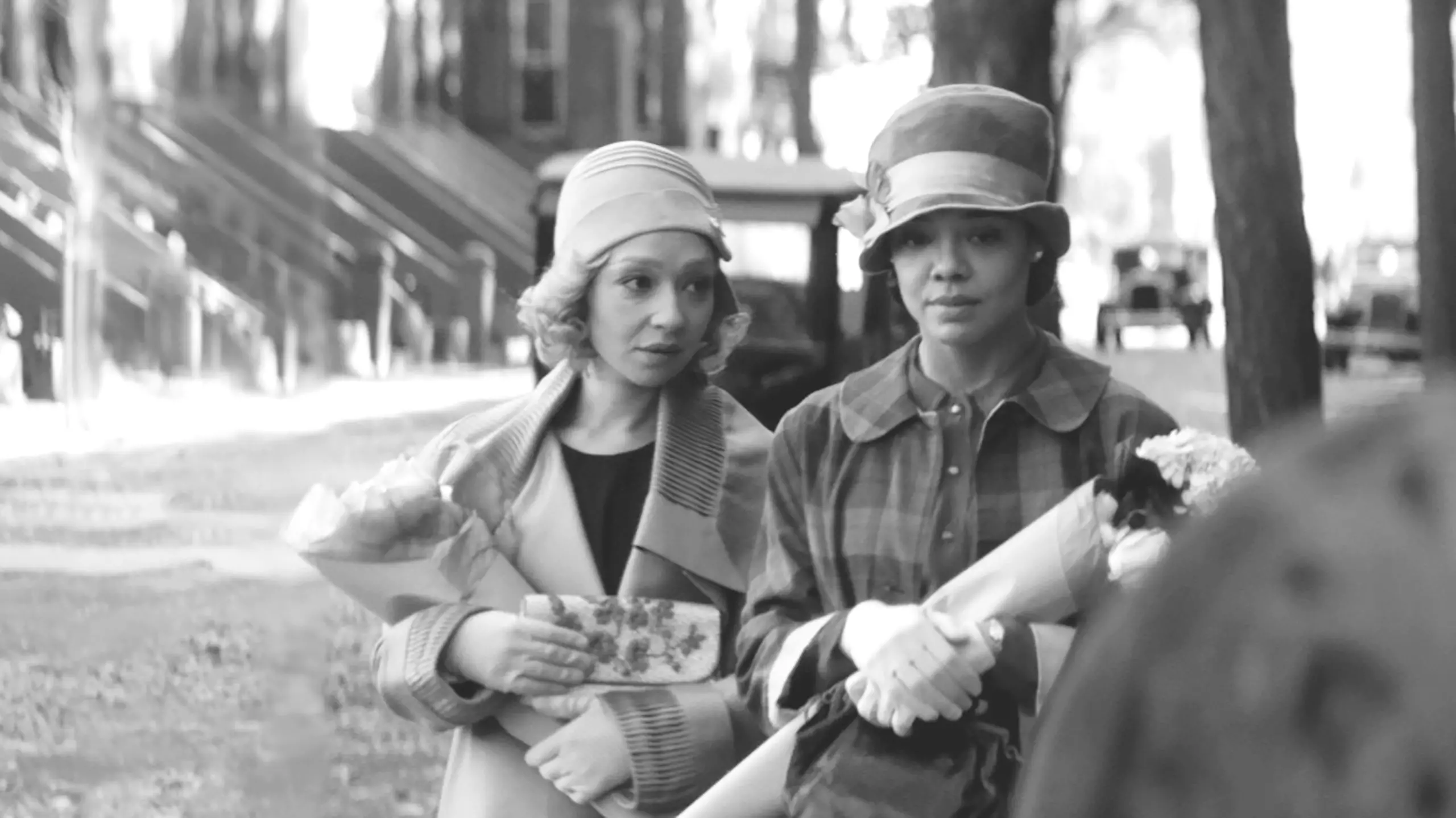 ruth negga i tessa thompson en una escena de la pel·lícula clarobscur, de rebecca hall,