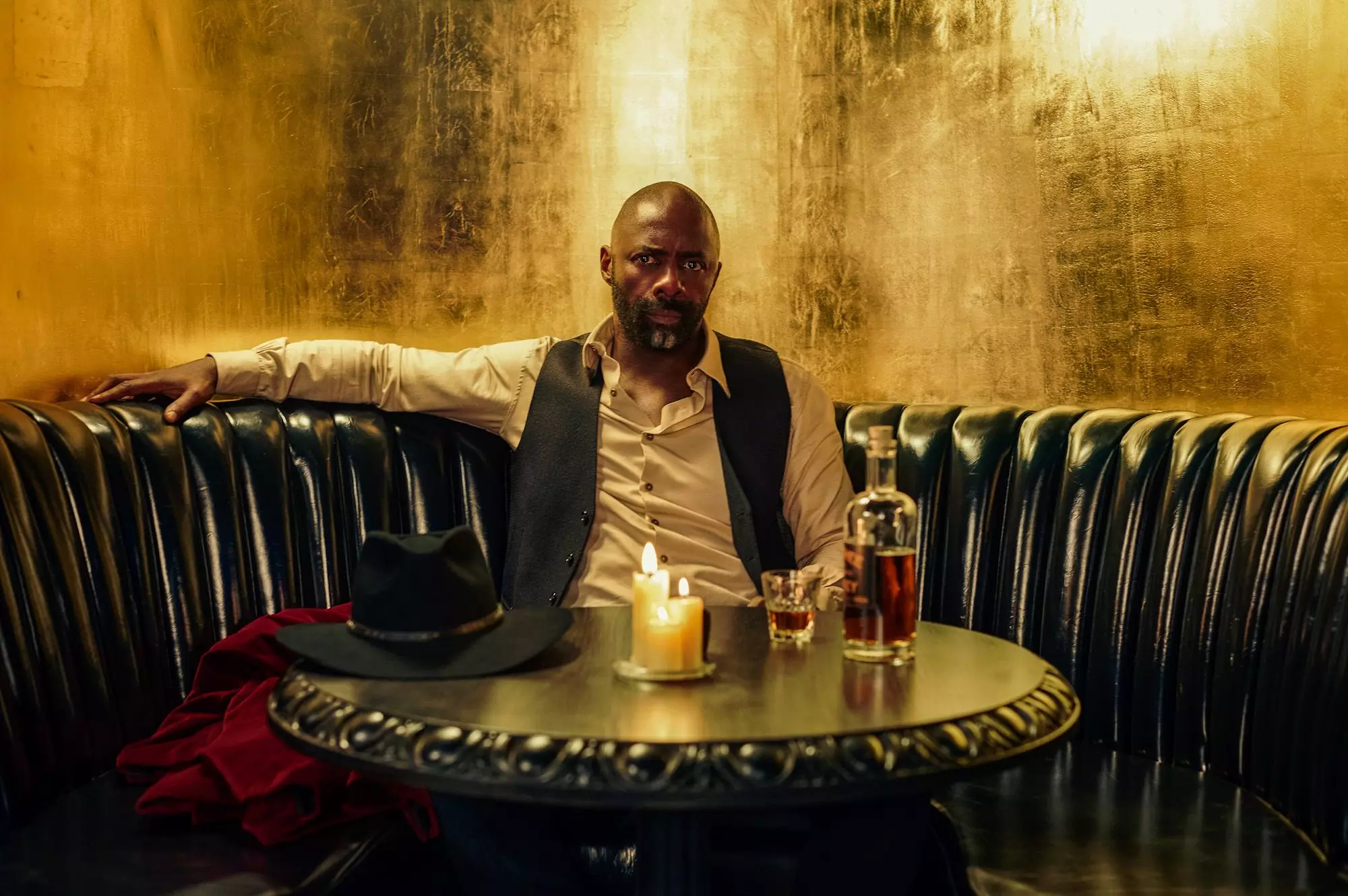 伊德里斯·厄爾巴 (idris elba) 跌得越慘 飾演 rufus buck cr david leenetflix © 2021