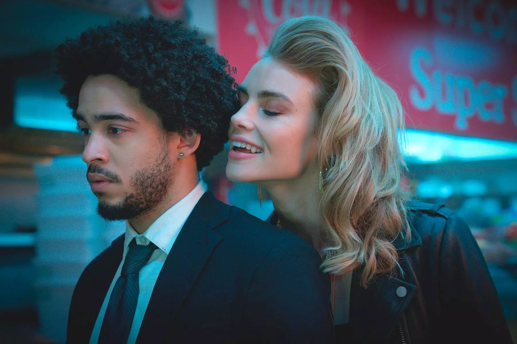 Jorge Lendeborg Jr און Lucy Fry אין אַ סצענע פֿון Maw of the Night