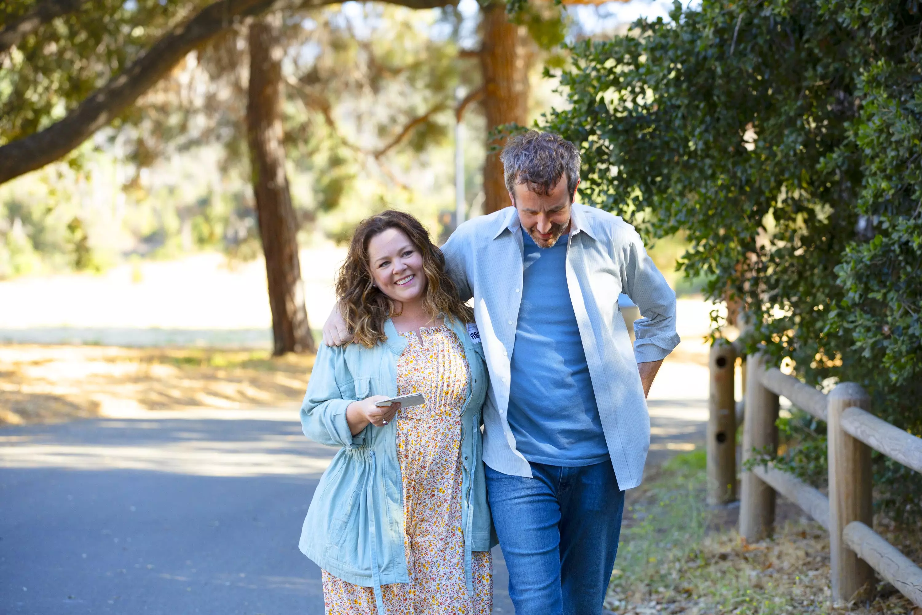 椋鳥 l r melissa mccarthy 飾演 lilly，chris o'dowd 飾演 jack cr karen Ballardnetflix © 2021