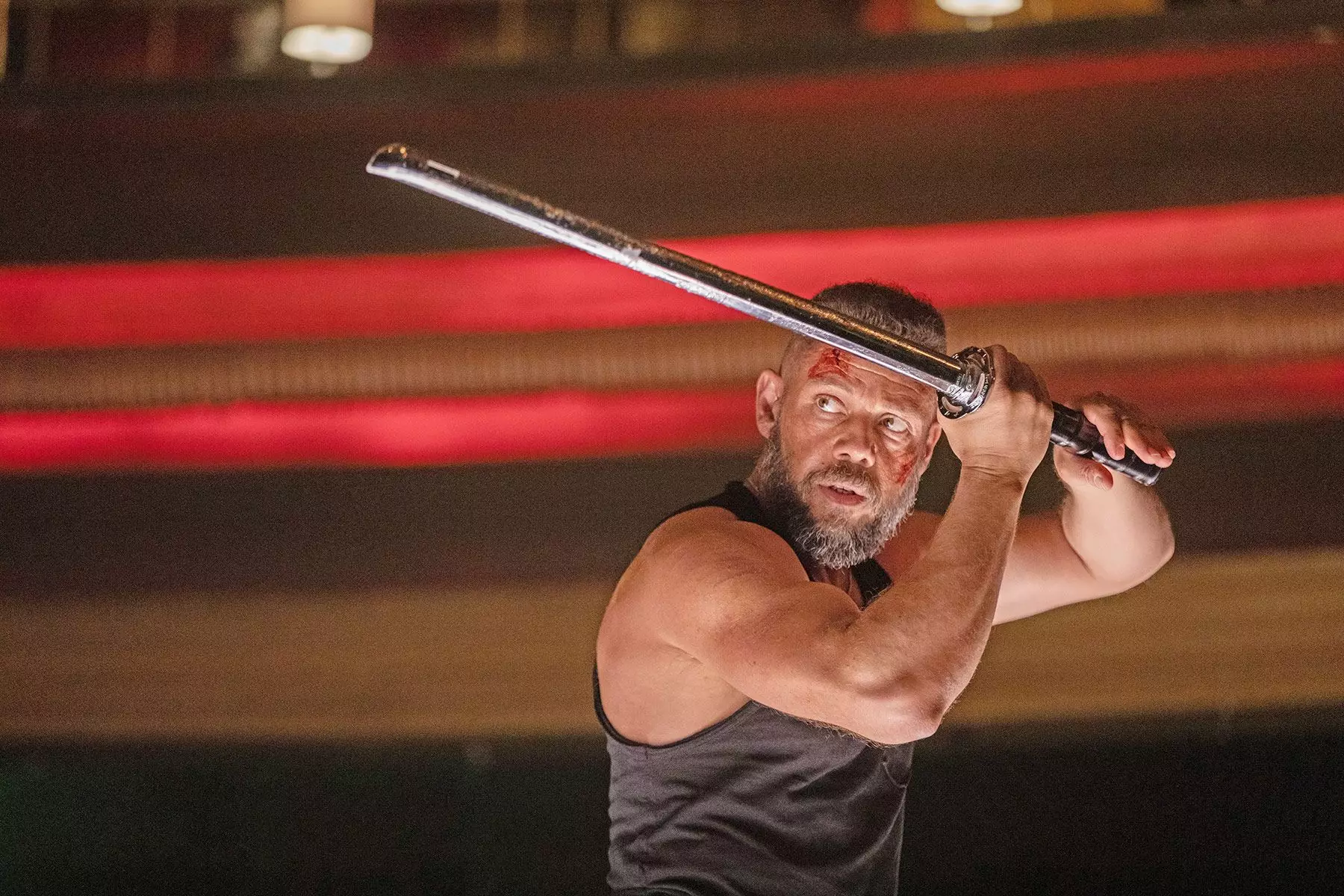 teo garcía empunya una katana en posició de combat per a una escena de xtremo, l'última pel·lícula d'acció de netflix