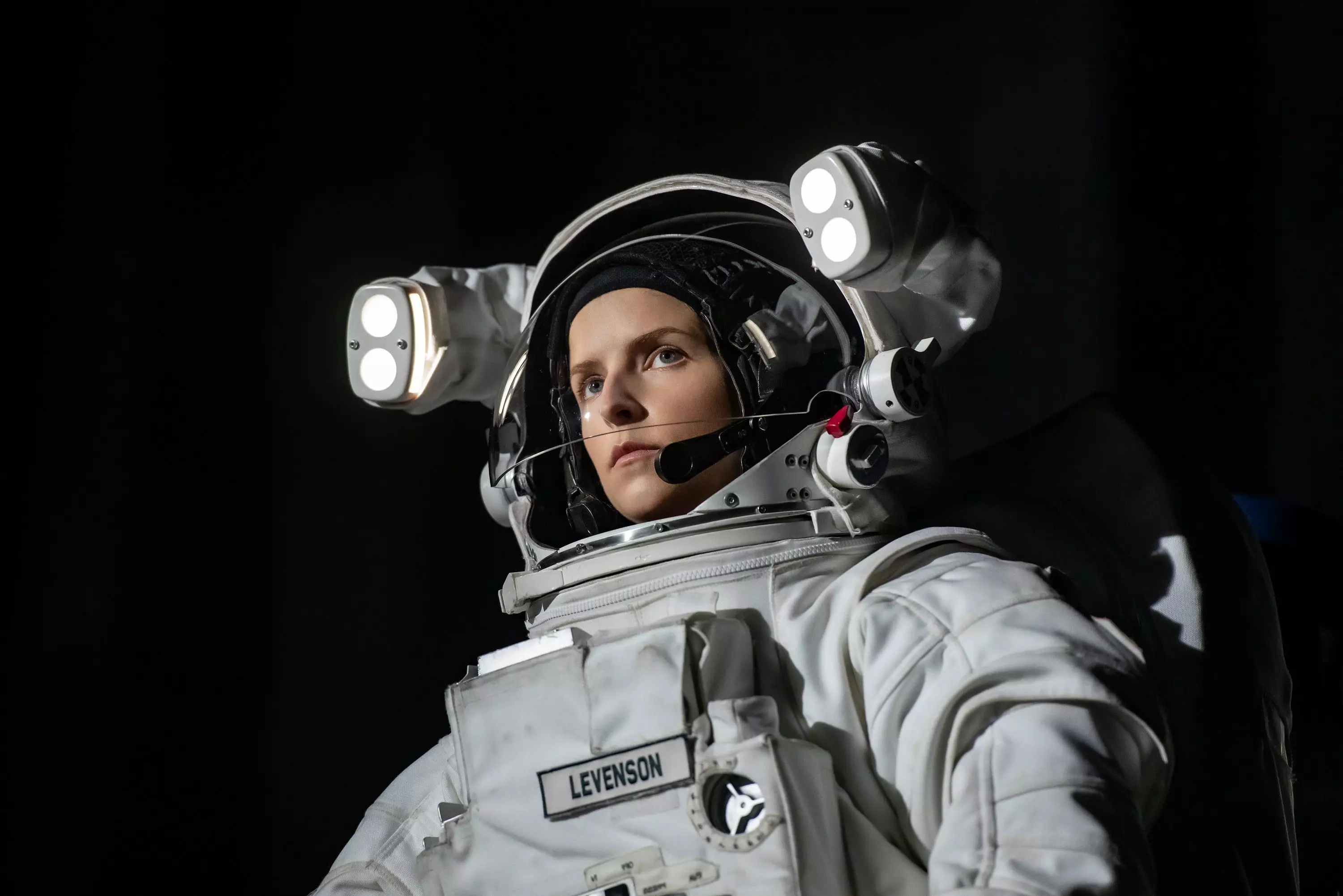 anna kendrick avec le costume d'astronaute dans le film passager clandestin