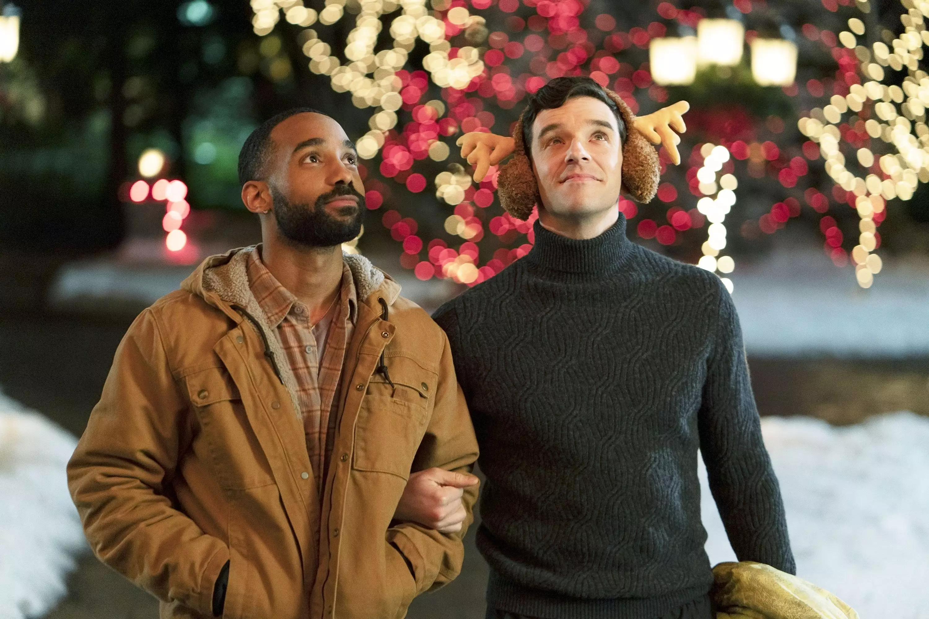 Philemon Chambers et Michael Urie dans une scène de célibataire jusqu'à Noël