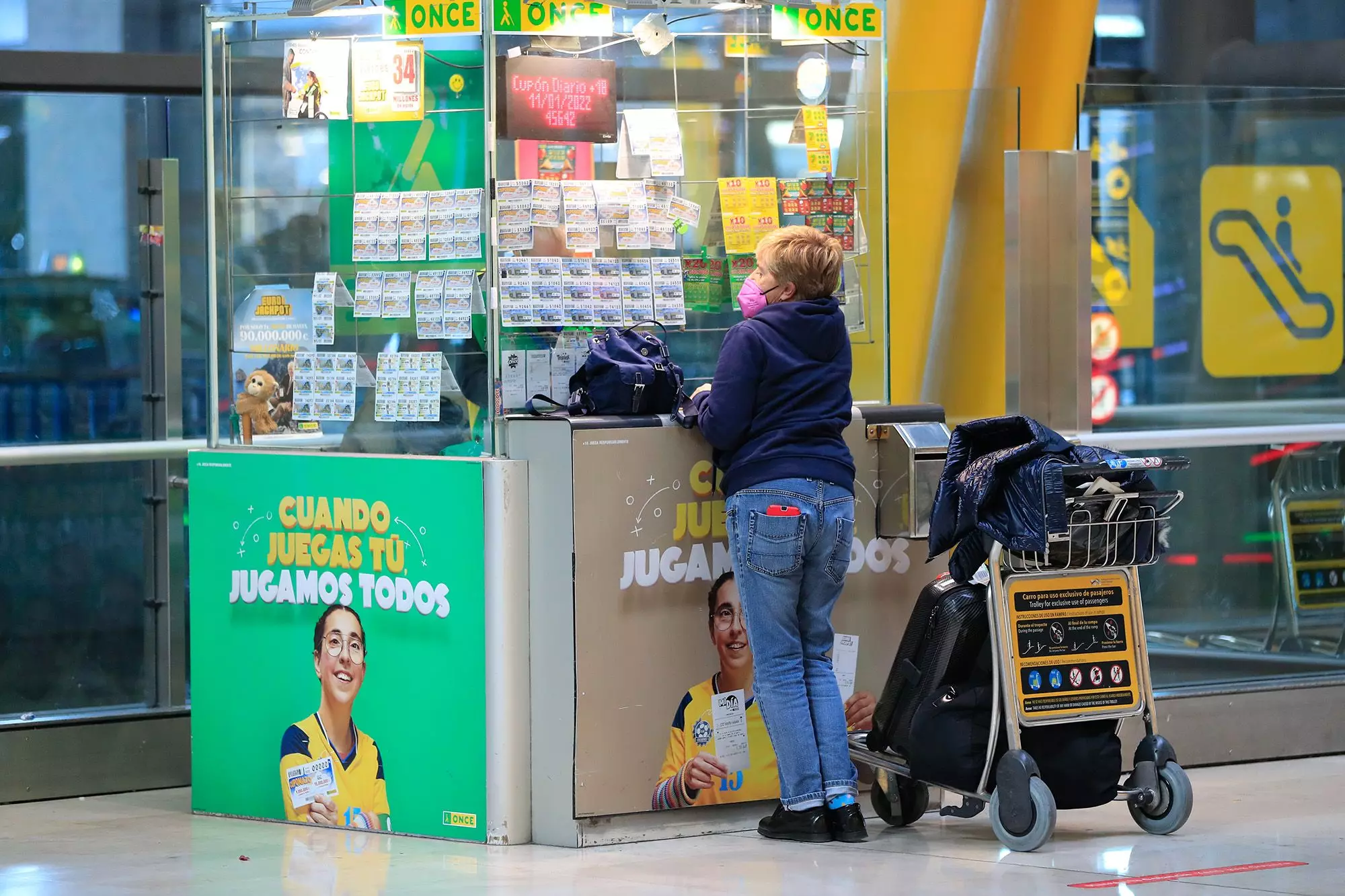 viyolonsel garcia cortés madrid havaalanında piyango satın aldı