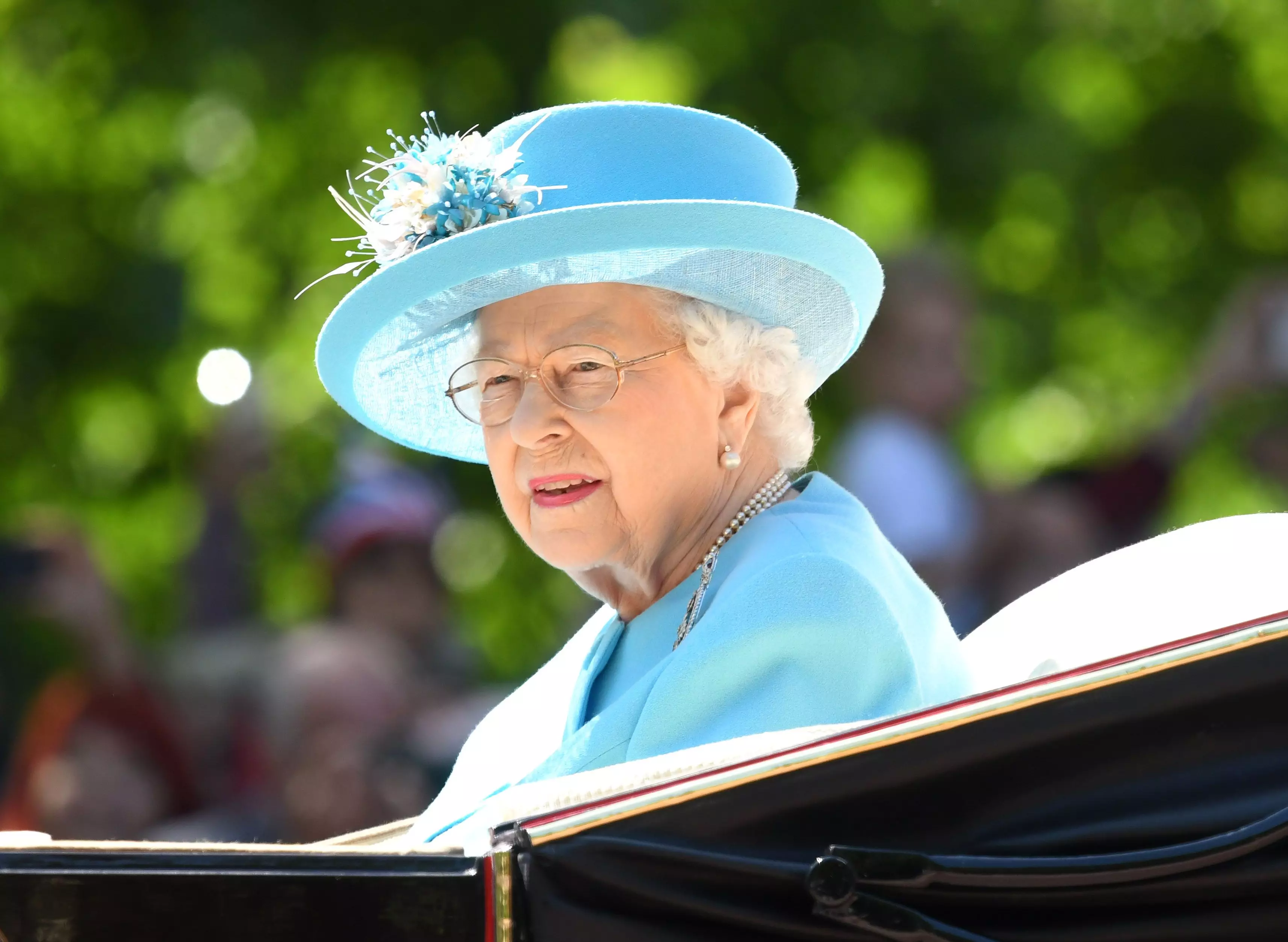 A raíña Isabel II apareceu nas fotos do bautizo de Luís de Cambridge