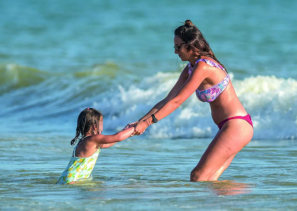艾琳·羅薩萊斯和她的一個女兒在韋爾瓦馬塔拉斯卡尼亞斯的海灘上玩耍