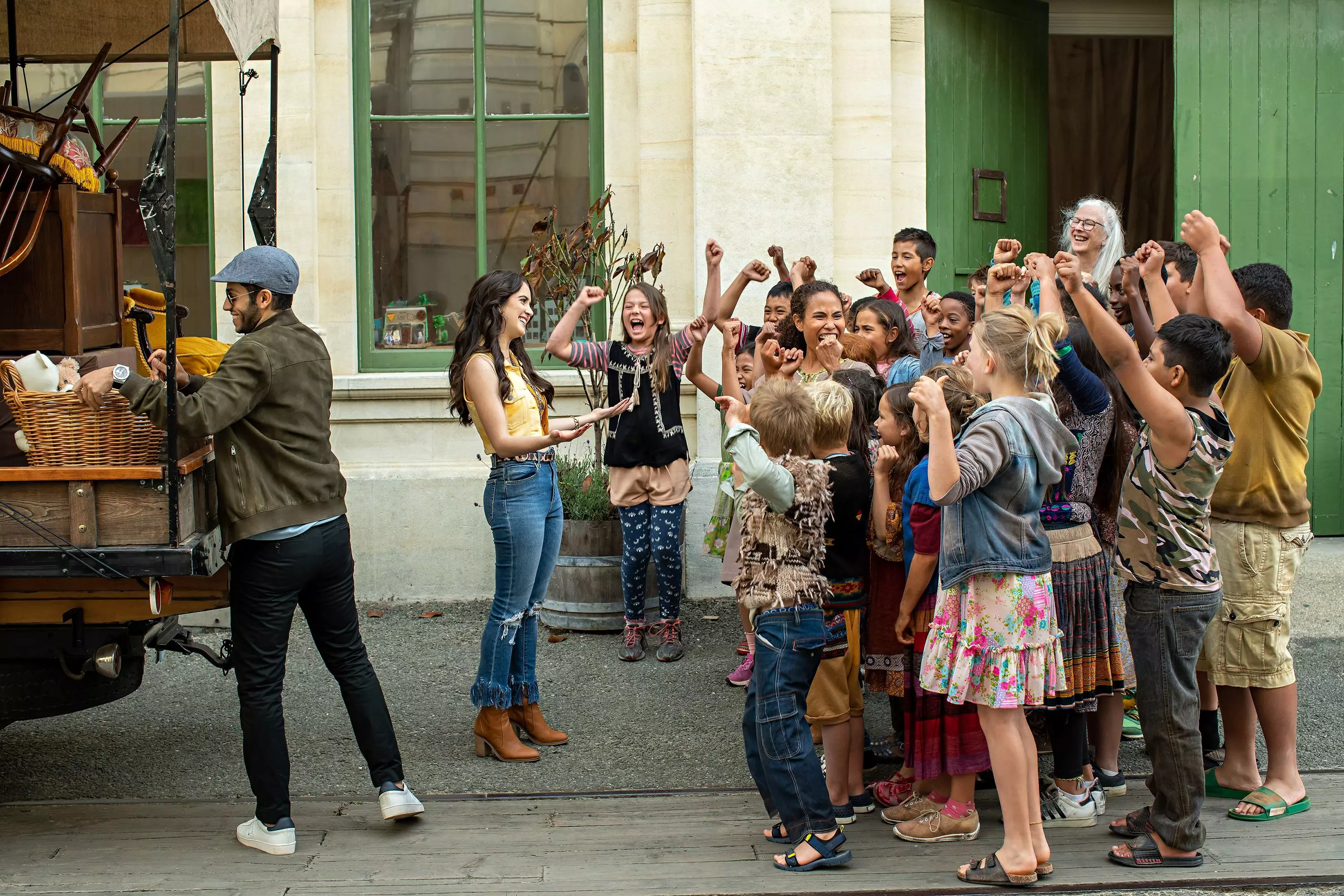 die koninklike behandeling l r mena massoud as prins Thomas, laura marano as izzy in die koninklike behandeling cr kirsty griffinnetflix © 2021