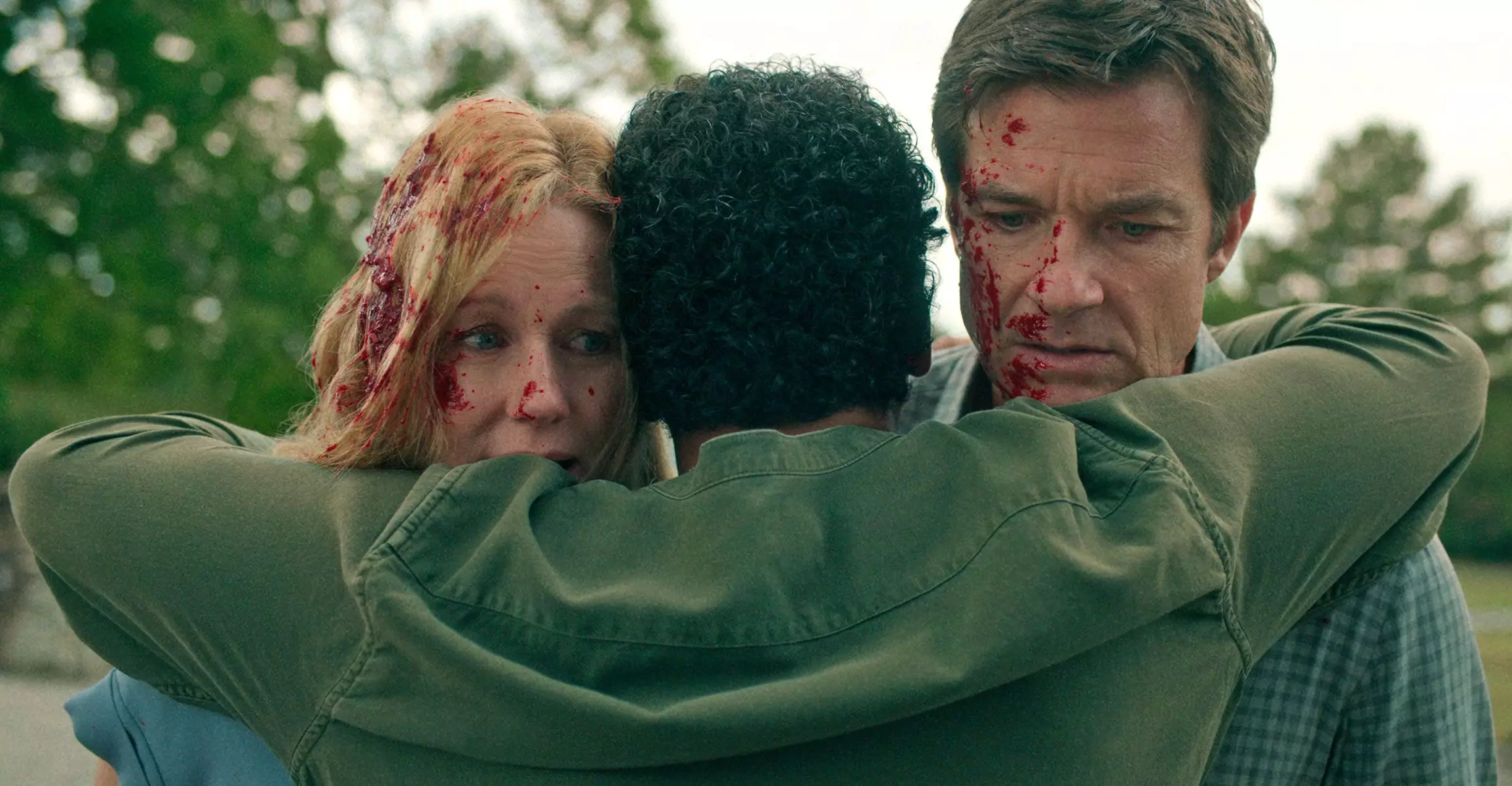 laura linney ແລະ jason bateman, ໃບຫນ້າຂອງເຂົາເຈົ້າທີ່ເຕັມໄປດ້ວຍເລືອດ, ໄດ້ຮັບການຍອມຮັບໂດຍ felix solis ໃນ scene ສຸດທ້າຍຂອງລະດູການທີສາມຂອງ ozark.