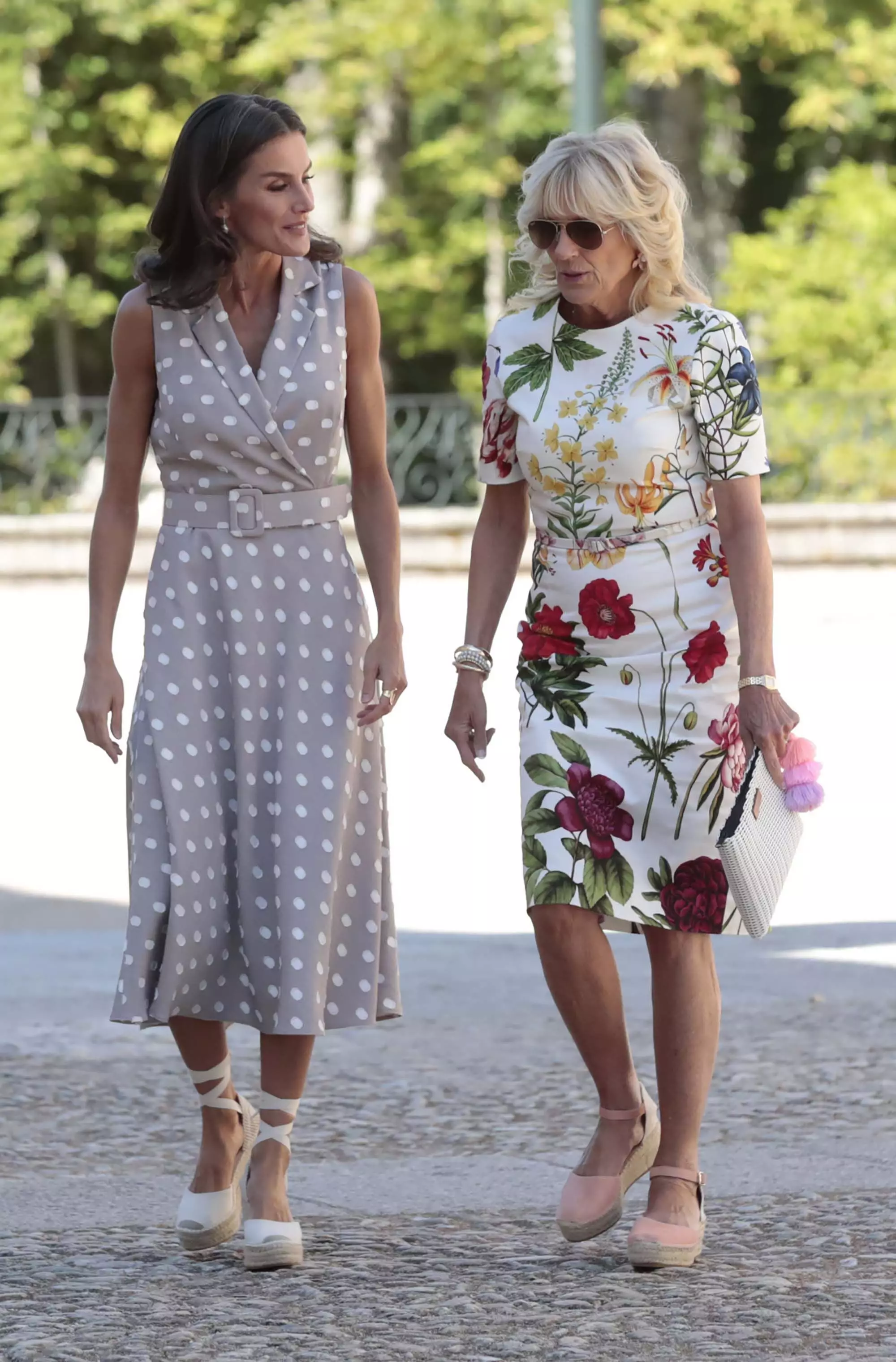 रानी लेटिज़िया और प्रथम महिलाएँ 29 जून 2022 सेगोविया में ग्रान डे सैन इल्डेफ़ोन्सो के शाही महल का दौरा करती हैं