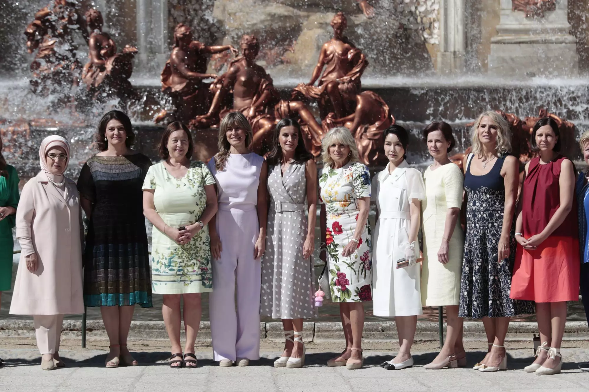 रानी लेटिज़िया और प्रथम महिलाएँ 29 जून 2022 सेगोविया में ग्रान डे सैन इल्डेफ़ोन्सो के शाही महल का दौरा करती हैं