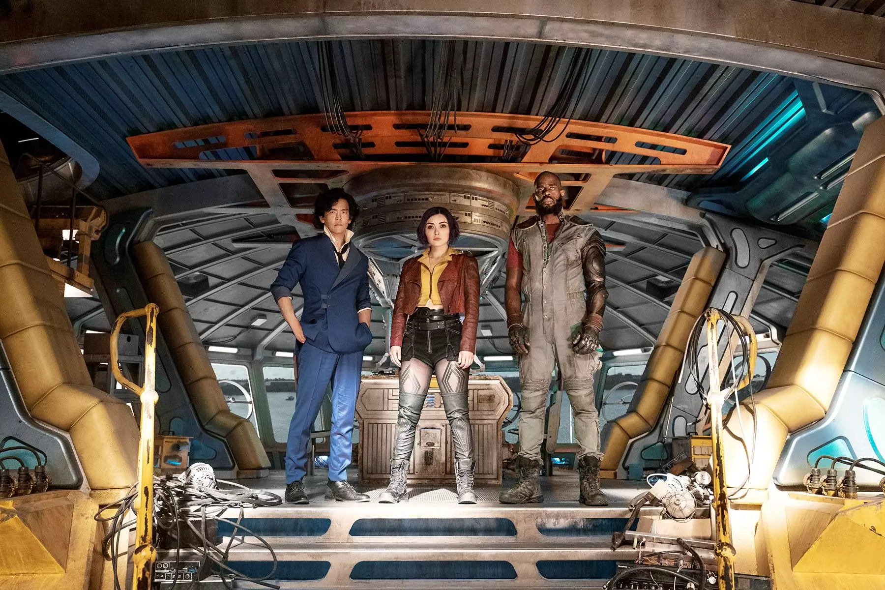 john cho, daniella pineda va mustafa shakir bilan kovboy bebop sahnasi