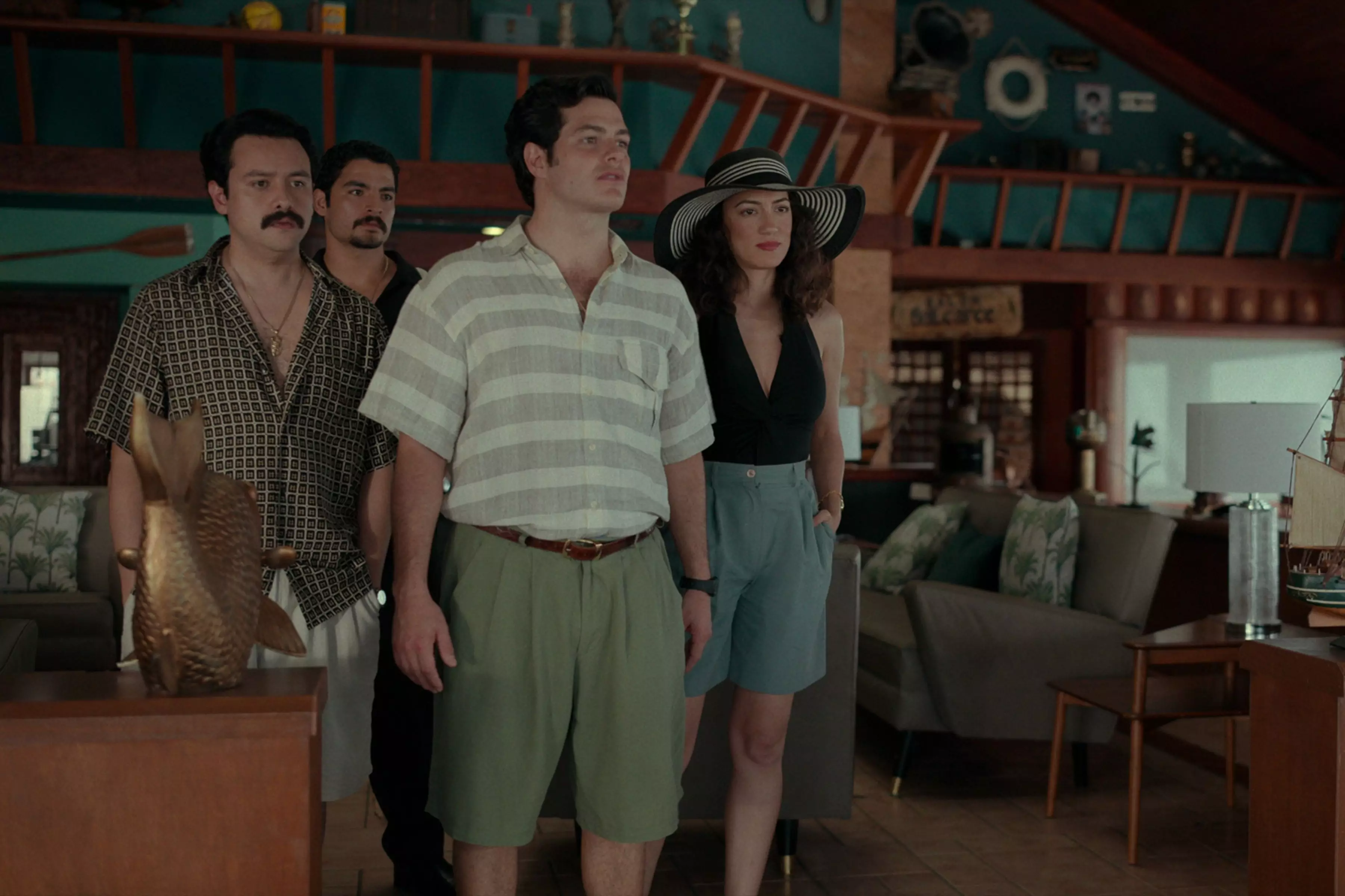 narcos mexico l to r פרנסיסקו בארירו בתור פרנסיסקו ארלנו פליקס, בובי סוטו בתור דיוויד בארון, אלפונסו דוסל בתור בנימין ארלנו פליקס, מאיירה הרמוסיו בתור אנדינה ארלנו פליקס בפרק 303 של narcos mexico cr באדיבות נטפליקס © 2021