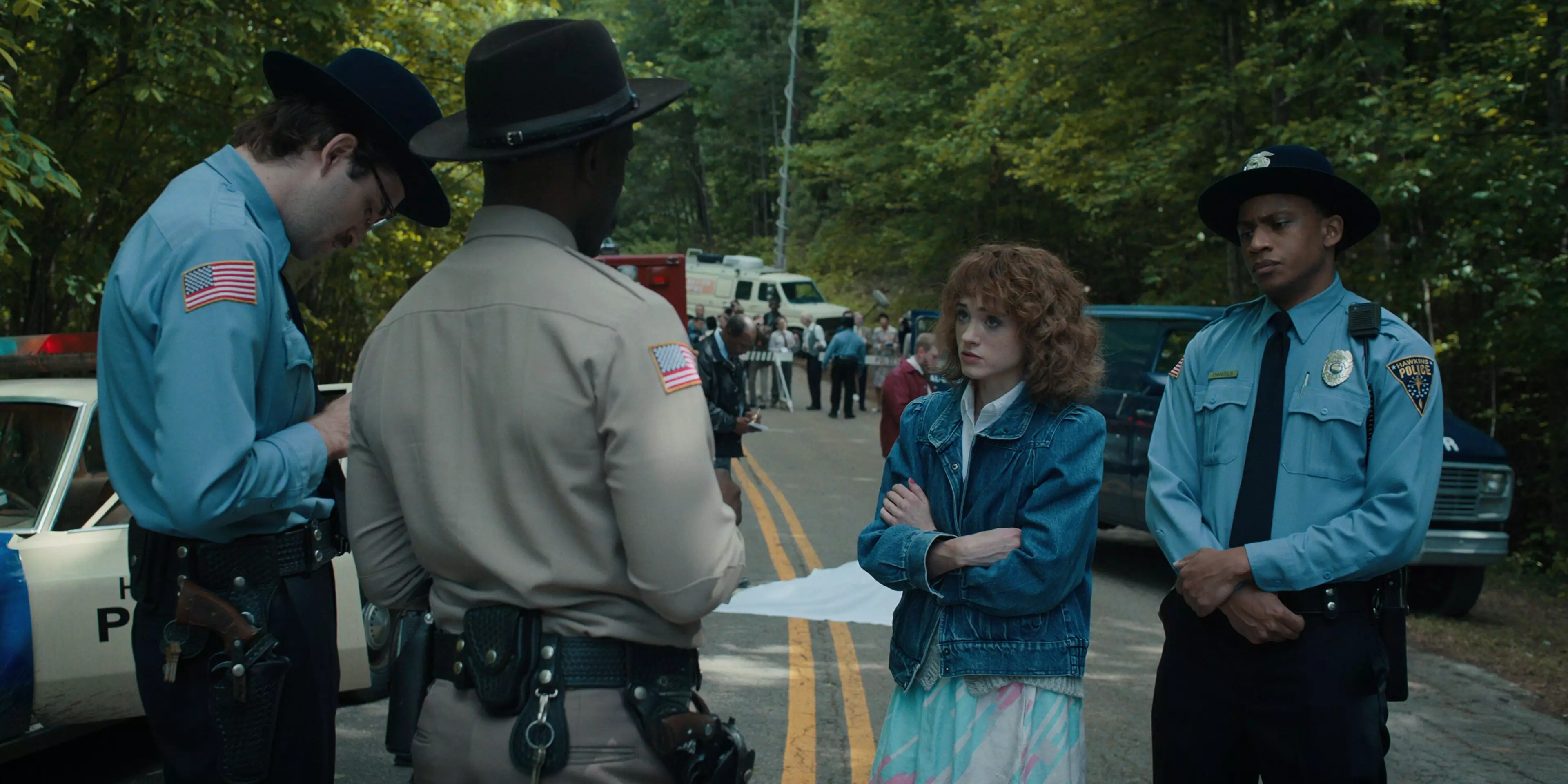 Stranger things l to r John Paul Reynolds kao policajac Callahan, Rob Morgan kao policajac Powell i Natalia Dyer kao Nancy Willer u Stranger things cr ljubaznošću netflix-a © 2022