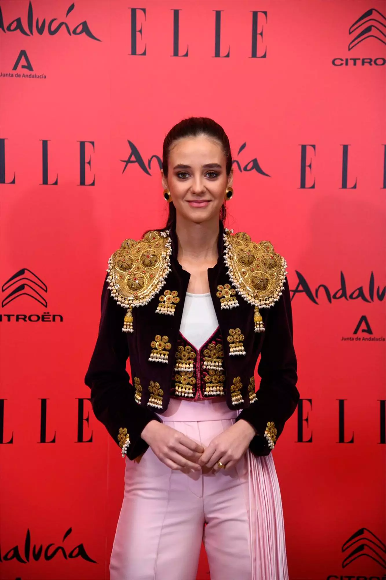 victoria federica med tjurfäktare och byxor på elle andalusien-festen