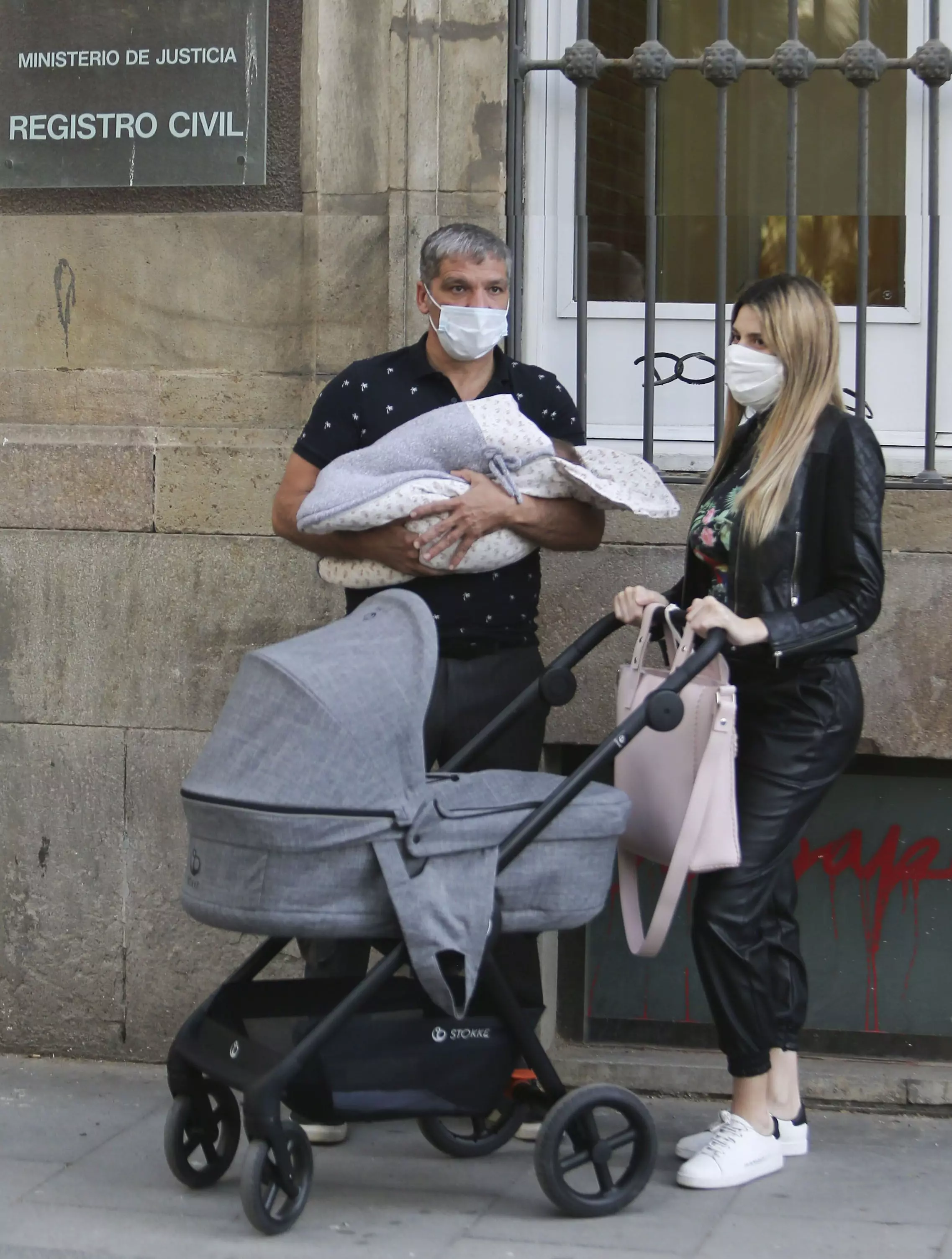 gustavo gonzález, que segura sua filhinha nos braços, e maria lapiedra registram minha filha no registro civil