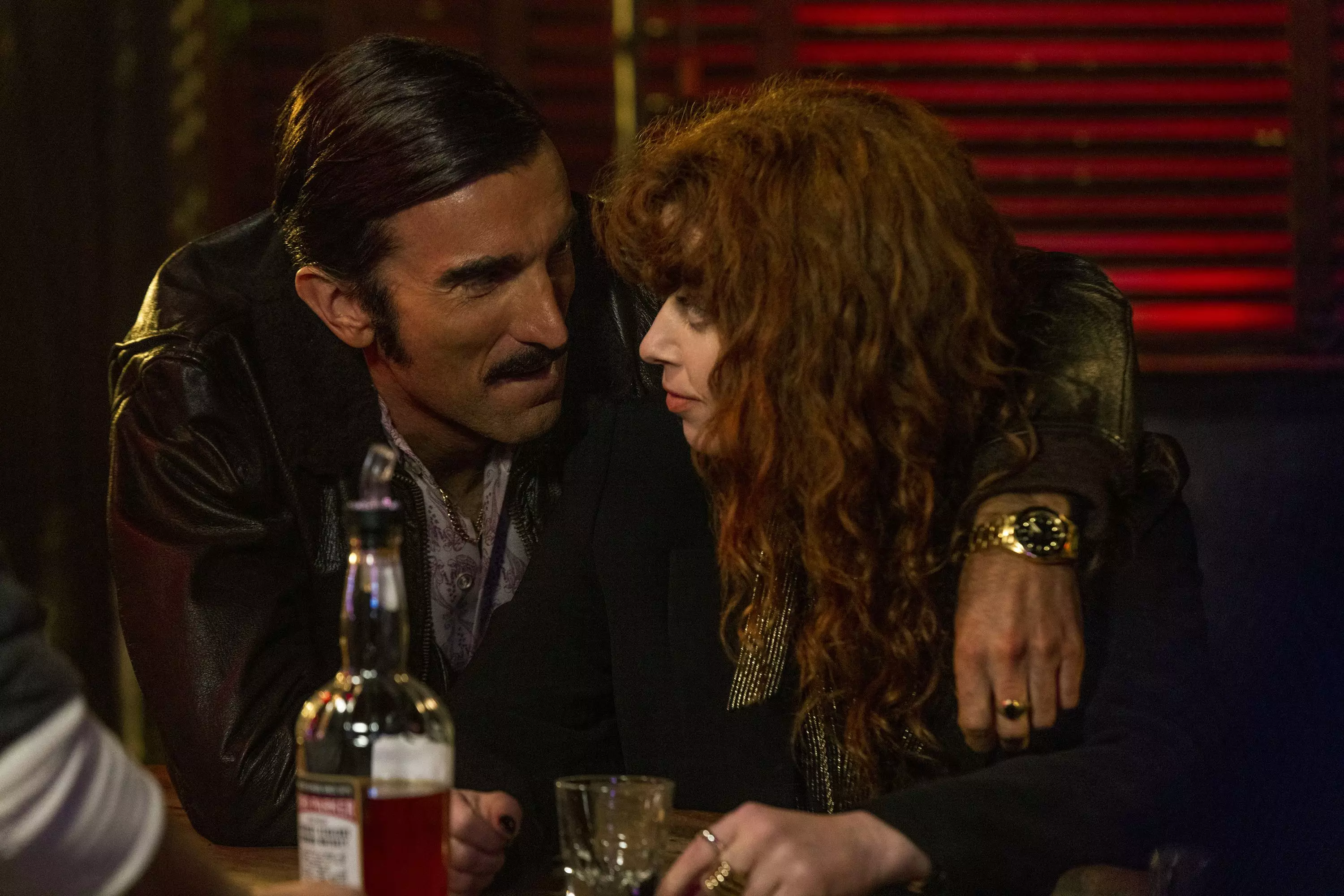 bambola russa da l a r sharlto copley come chez, natasha lyonne come nadia vulvokov nell'episodio 201 di bambola russa cr vanessa cliftonnetflix © 2022